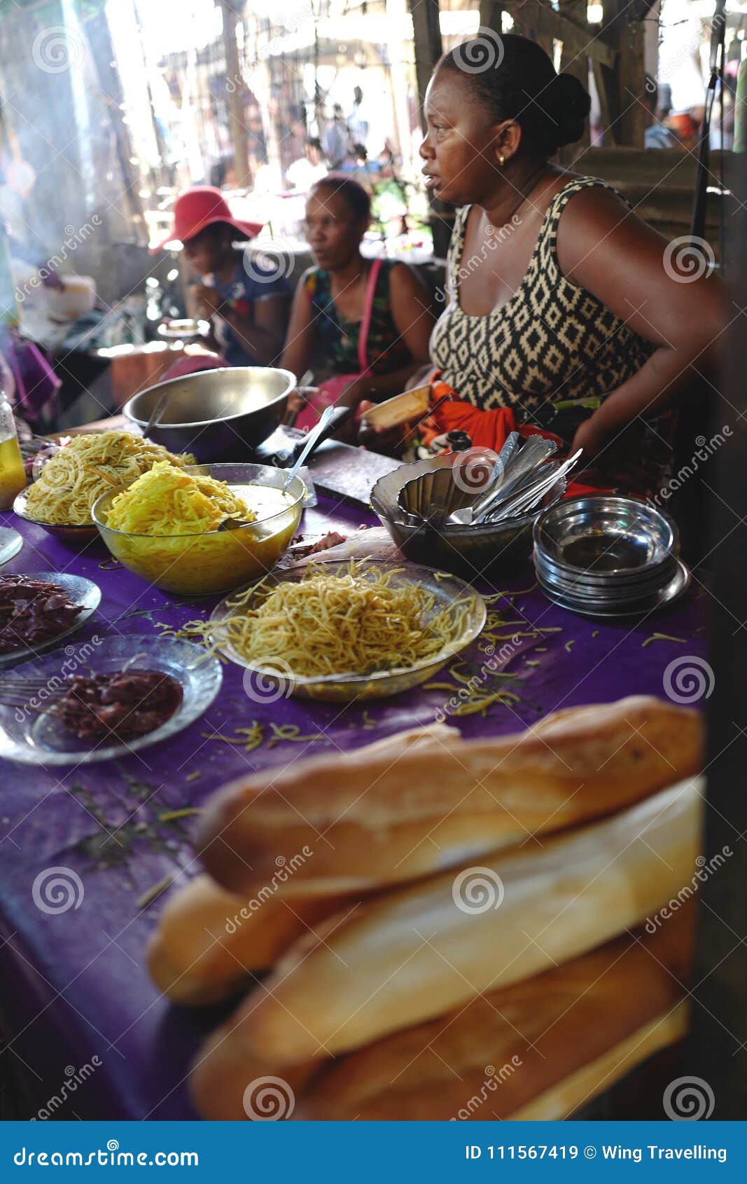 Mercado Interior En Morondava, Madagascar Imagen de archivo editorial ...