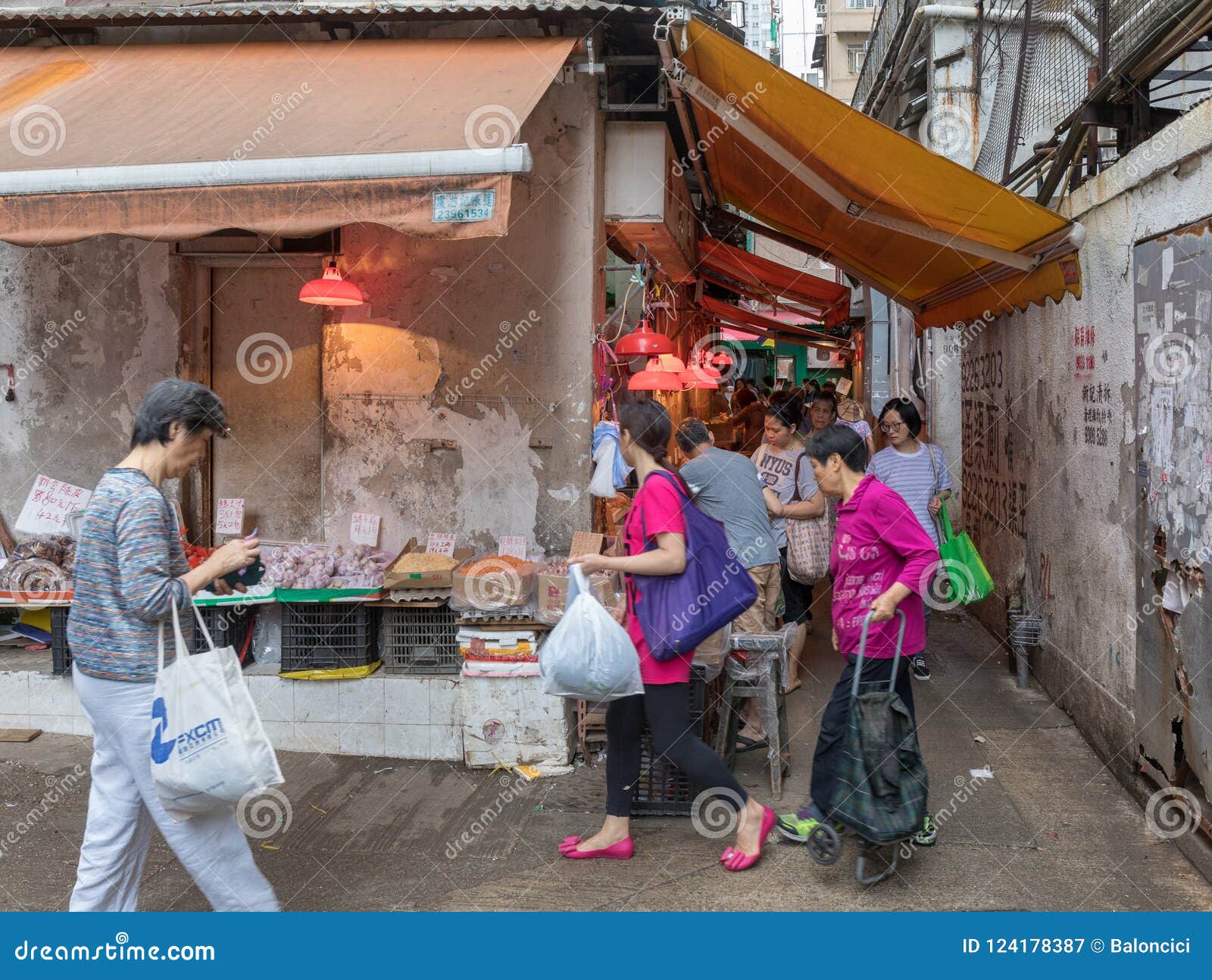 Mercado local fotografía editorial. Imagen de compras - 124178387