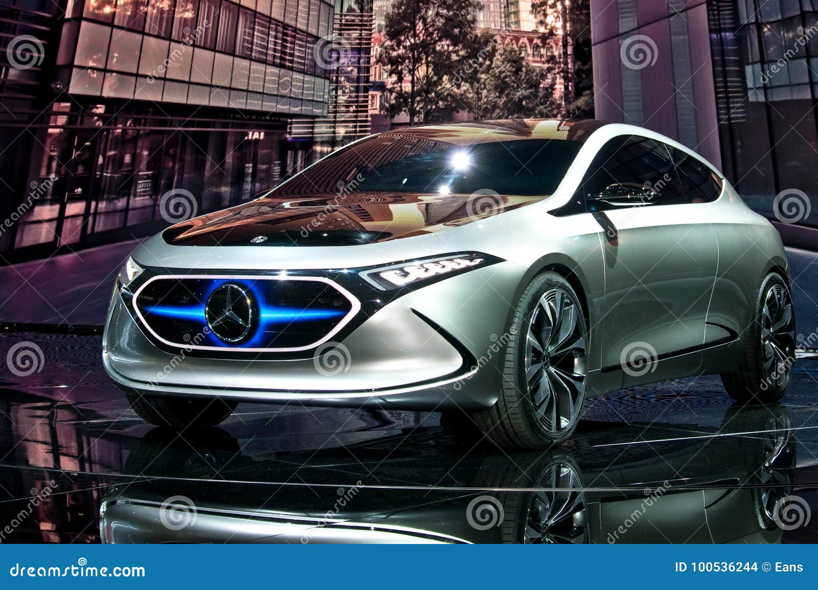 Mercedes-Benz Concept EQA imagem de stock editorial. Imagem de benz ...