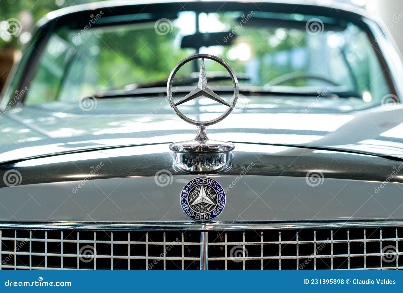 Mercedes Benz 280 SE 3.5 Cabriolet Logo Front View Editorial Stock ...
