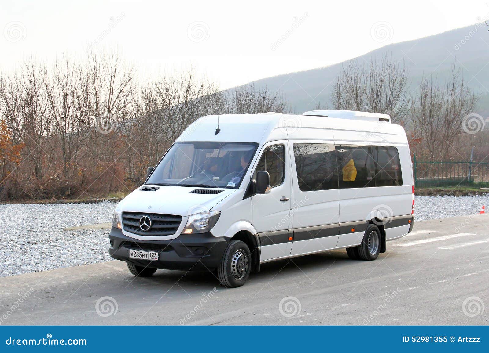 Mercedes-Benz Sprinter imagen editorial. Imagen de urbano - 52981355