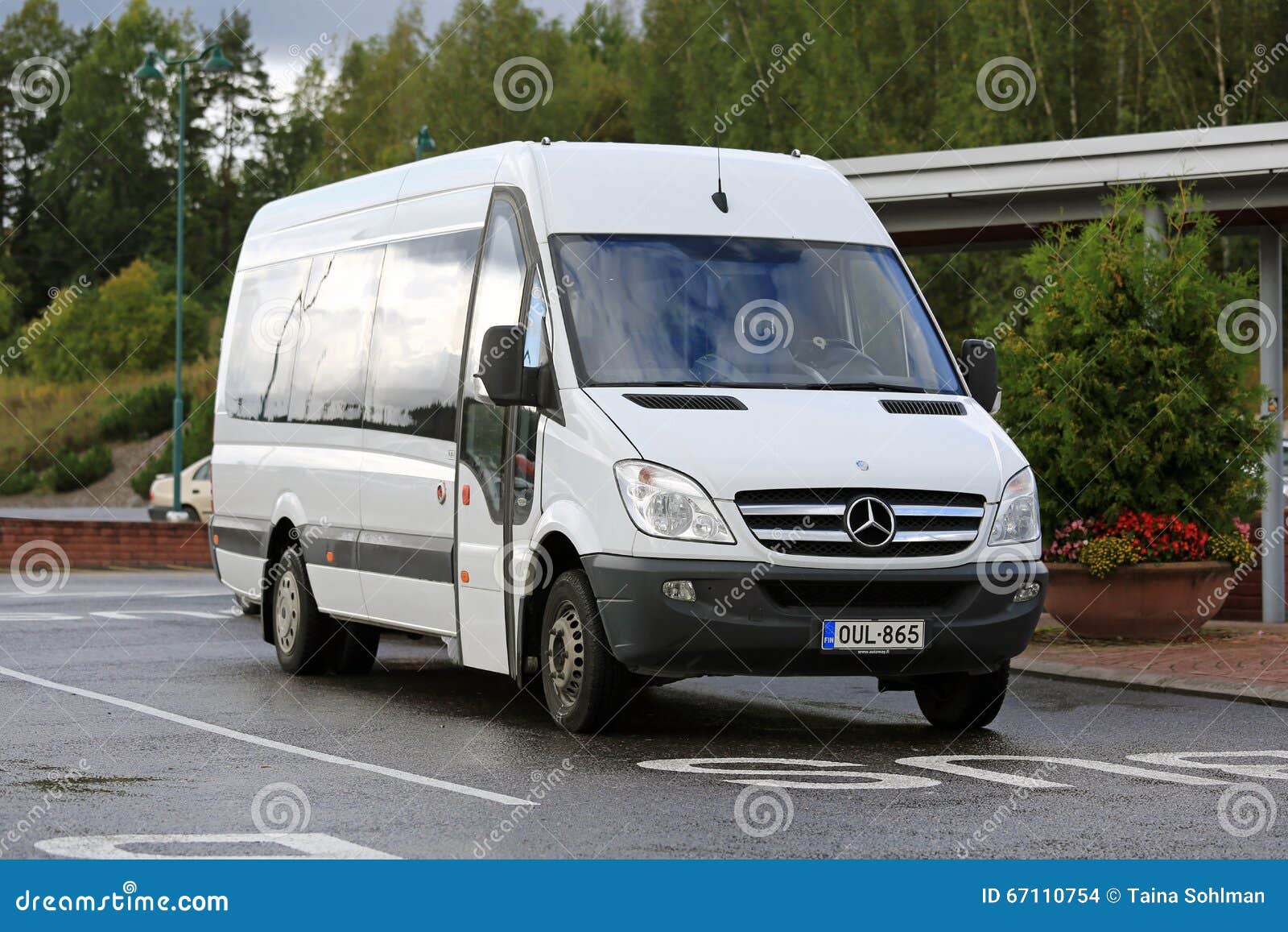 Mercedes-Benz Sprinter Minibus Blanca Imagen de archivo editorial ...
