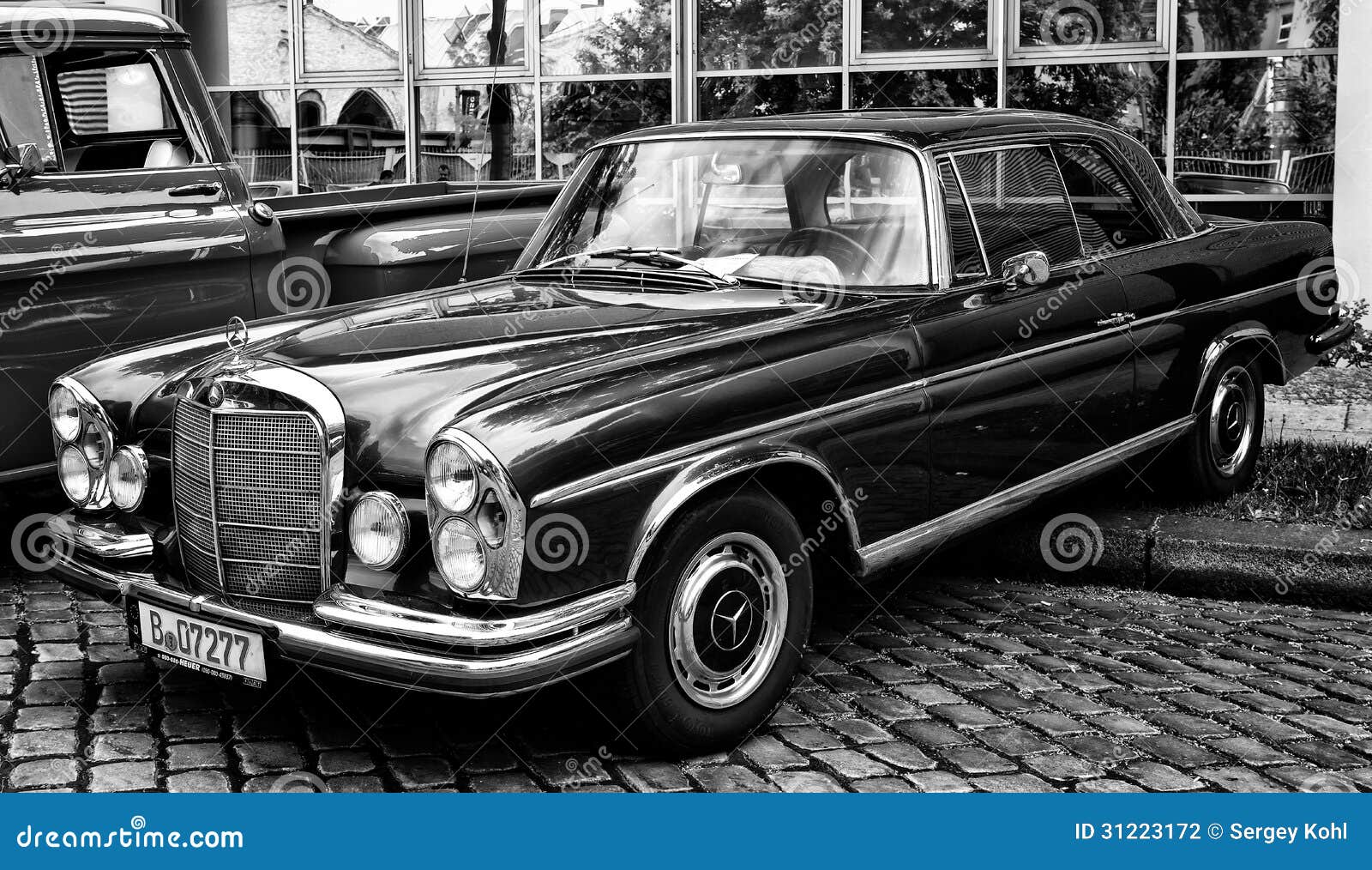 Mercedes-Benz W108 (blanco Y Negro) Fotografía editorial - Imagen de ...