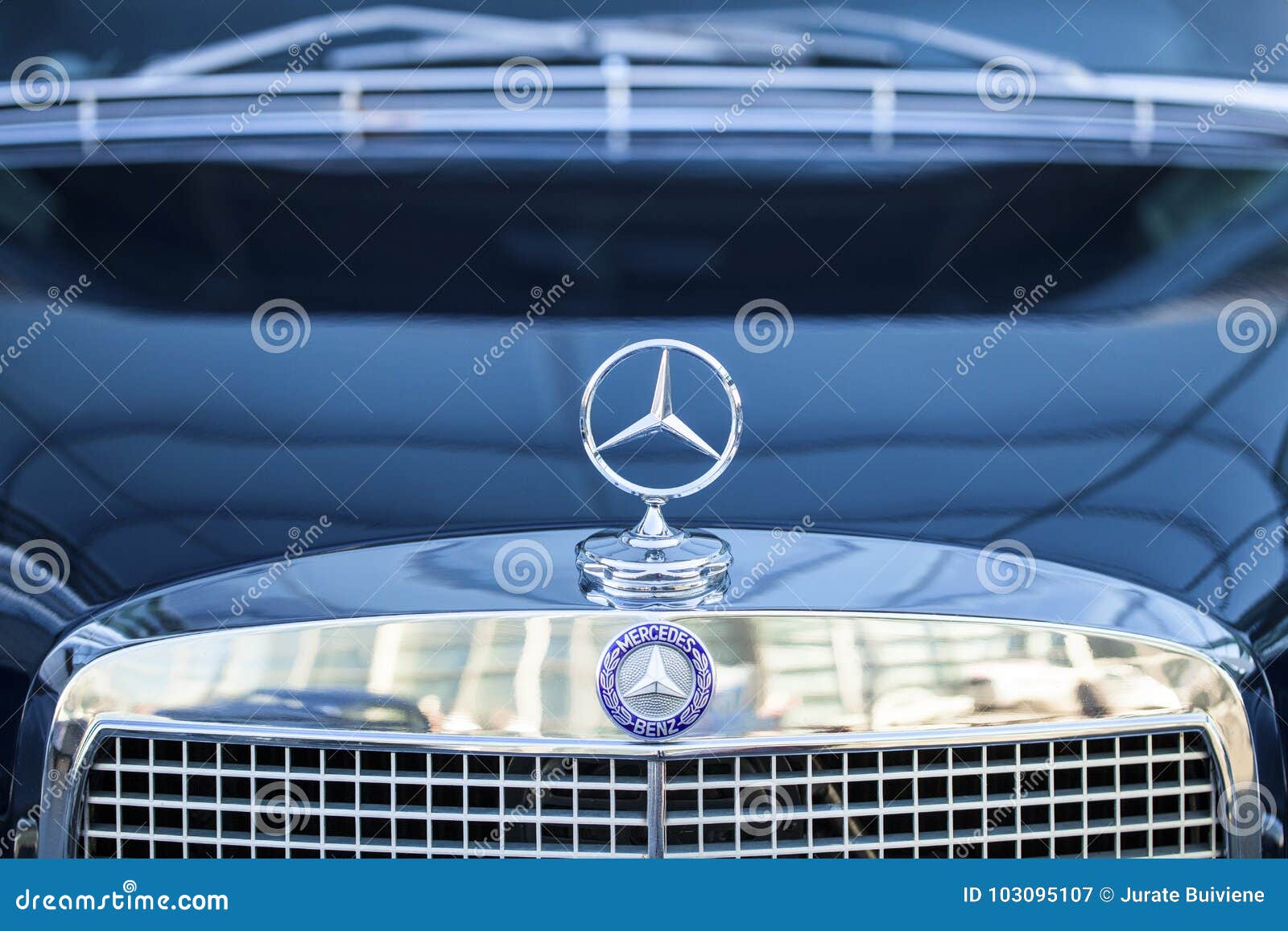 Mercedes firma fotografía editorial. Imagen de fabricante - 103095107