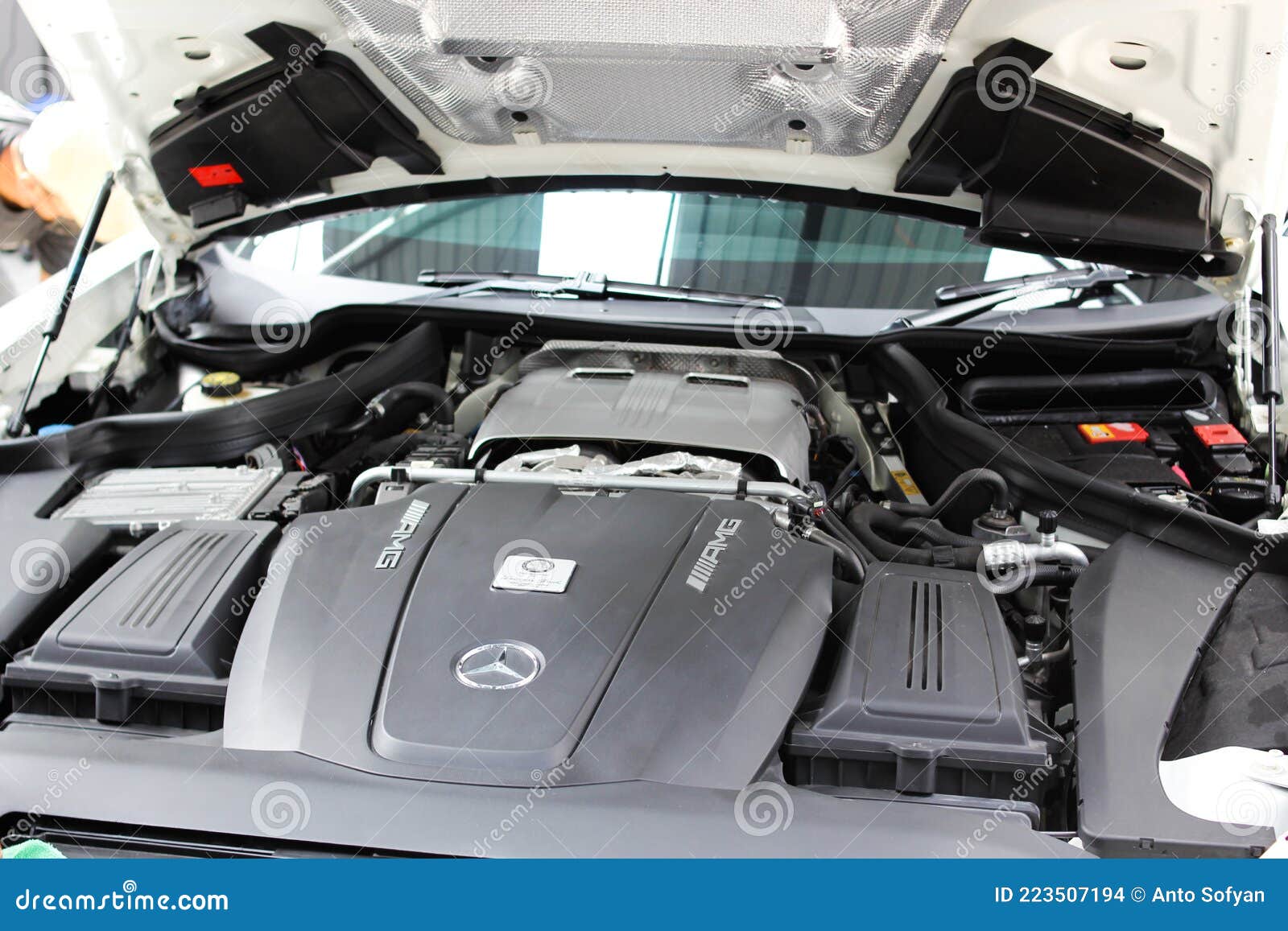 Mercedes Sls V8 Engine Overview Editorial Stock Image - Image of bumper ...