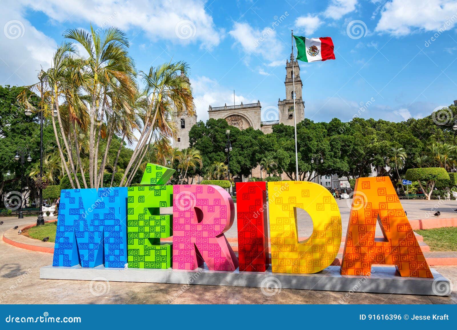 Merida Sign und Kathedrale redaktionelles foto. Bild von aufsatz - 91616396