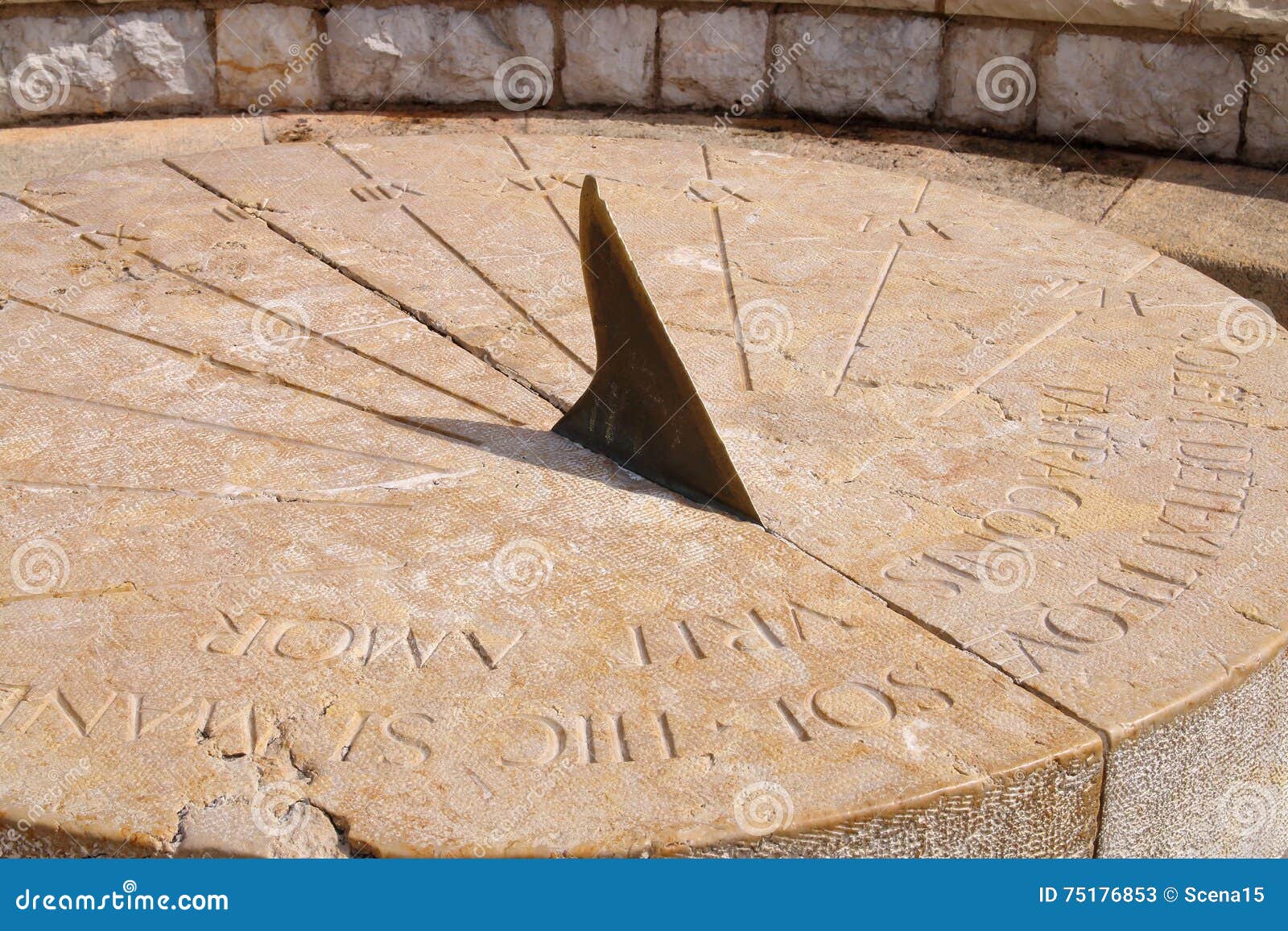 Meridiana romana antica immagine stock. Immagine di crepa - 75176853