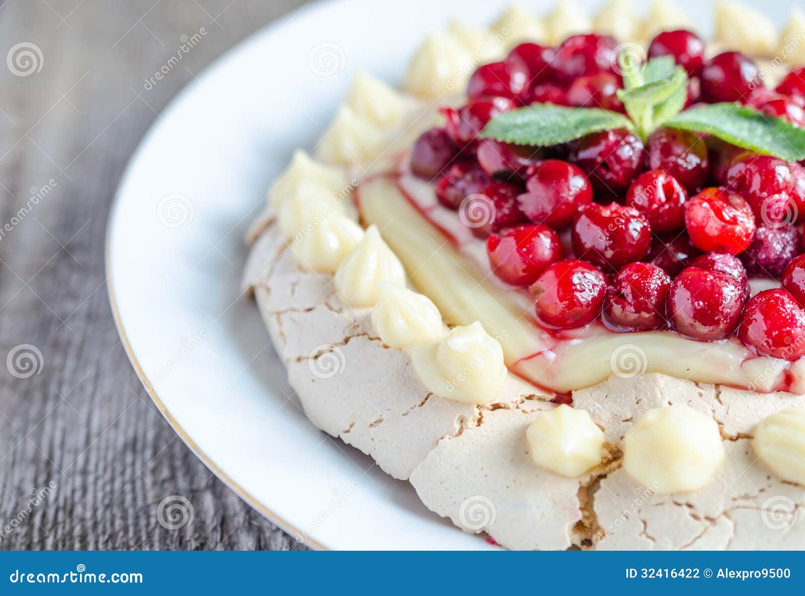 Meringue de vacherin photo stock. Image du délicieux - 32416422