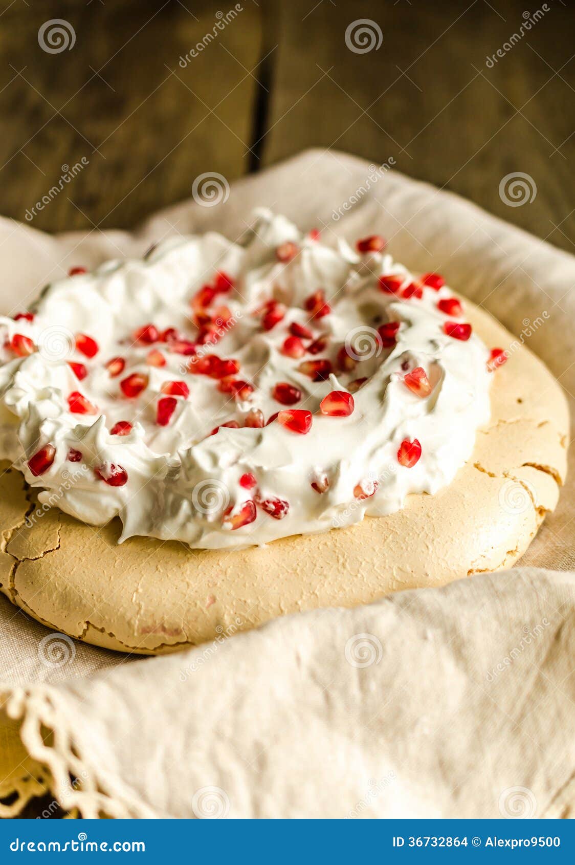 Meringue de vacherin photo stock. Image du gourmet, dessert - 36732864