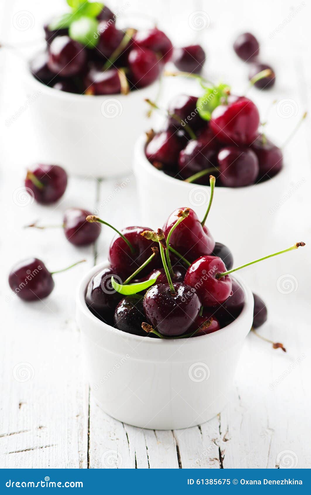 Merise Sur La Table En Bois Image stock - Image du nourriture ...