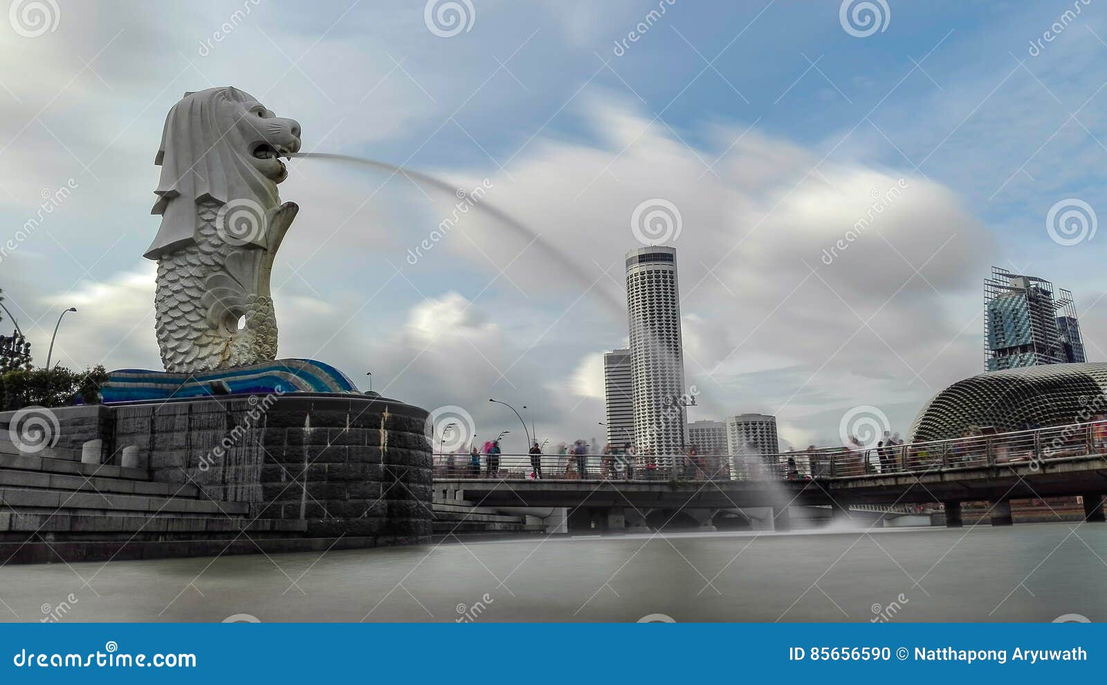 Merlion Spread a Silky Water Editorial Image - Image of famous, tower ...