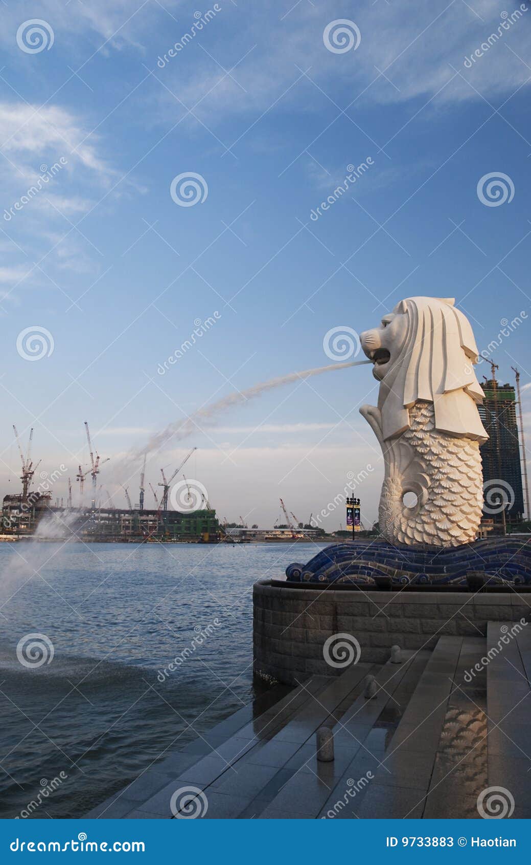 Merlion und Aufbau redaktionelles stockfoto. Bild von abend - 9733883