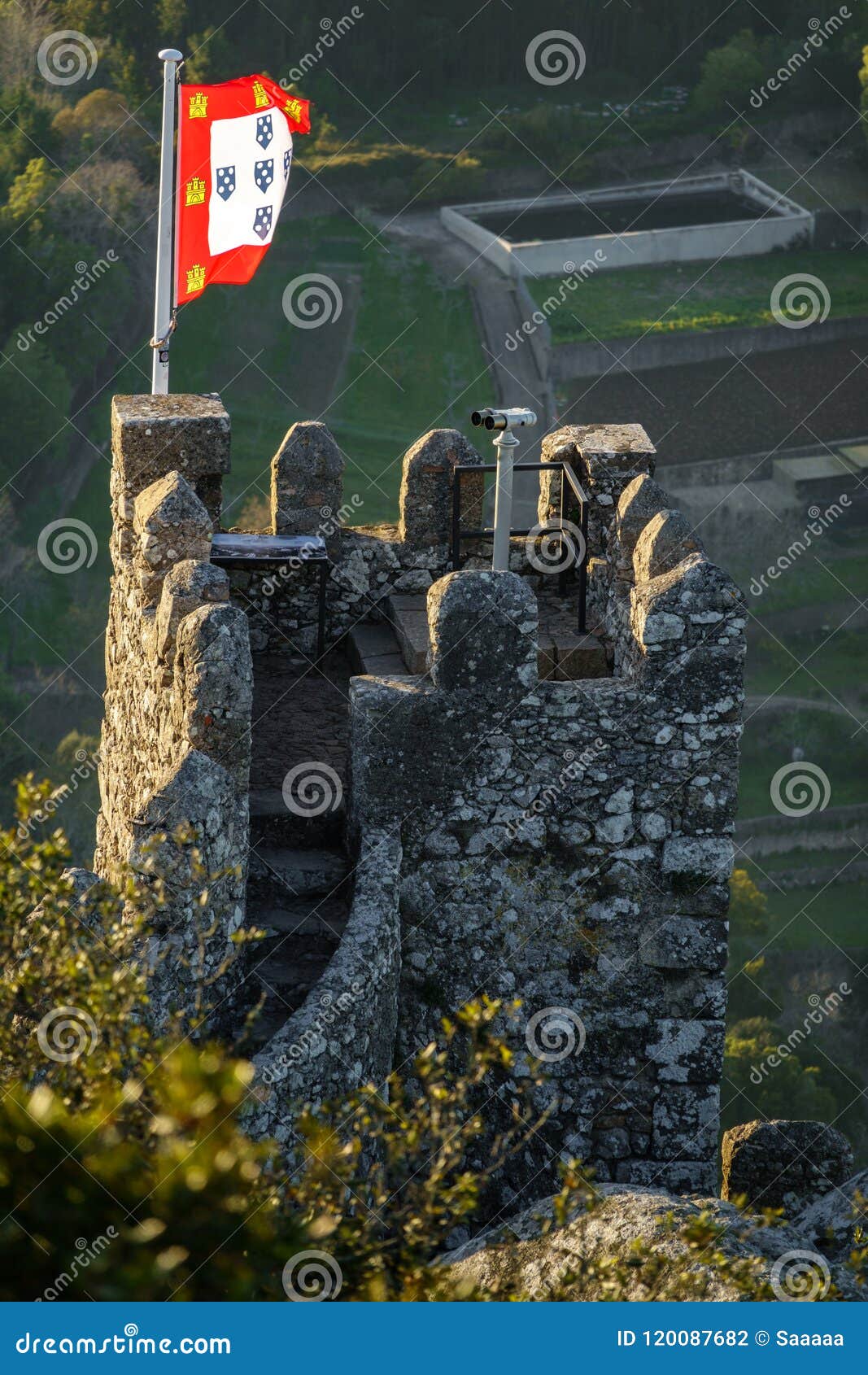 Merlon Del Castillo Como Punto De Vista Foto de archivo - Imagen de ...