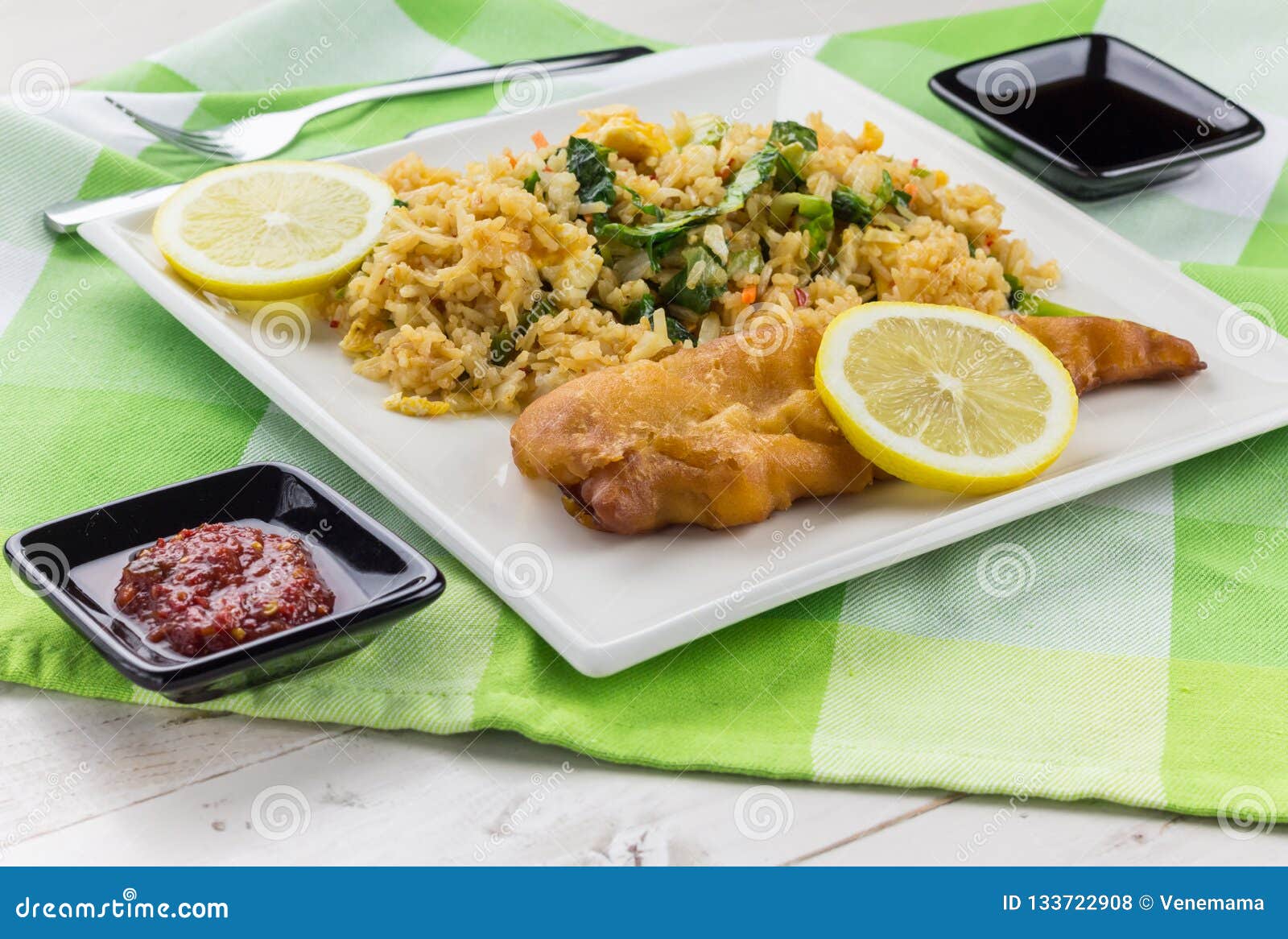 Merluzzo Fritto Con Il Limone E Riso Fritto Fotografia Stock - Immagine ...