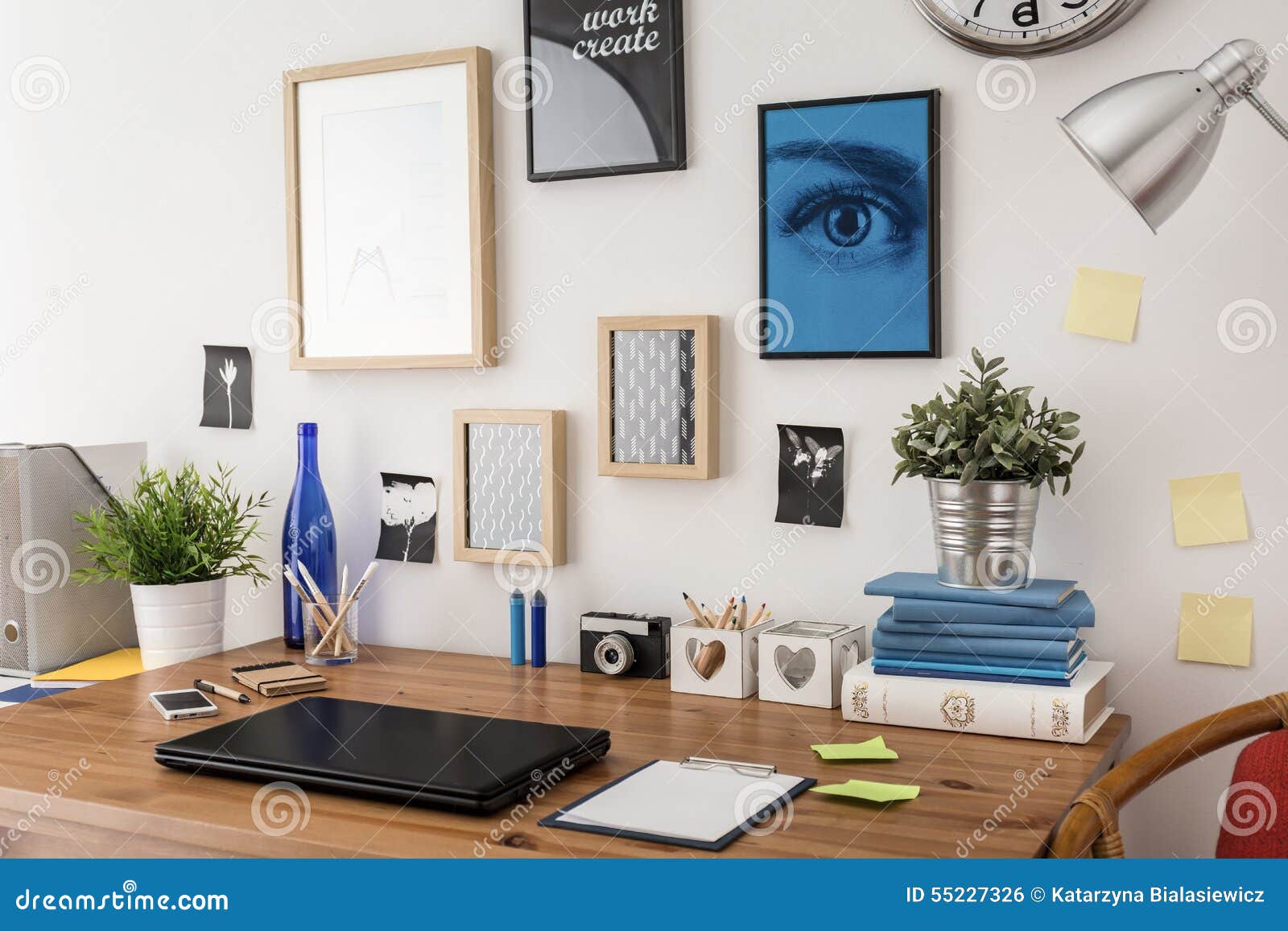 Mesa à moda no escritório foto de stock. Imagem de caderno - 55227326