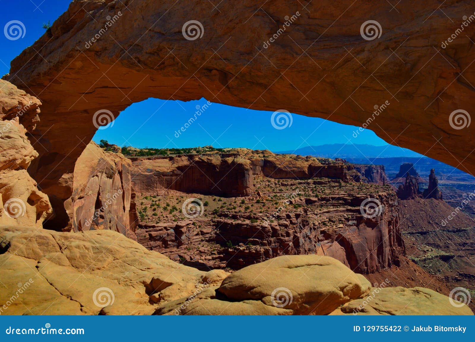 Mesa Arch View foto de archivo. Imagen de roca, cubo - 129755422