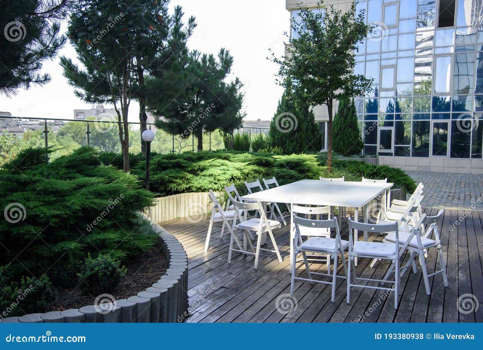 Mesa Blanca Con Sillas En El Parque Foto de archivo - Imagen de ...