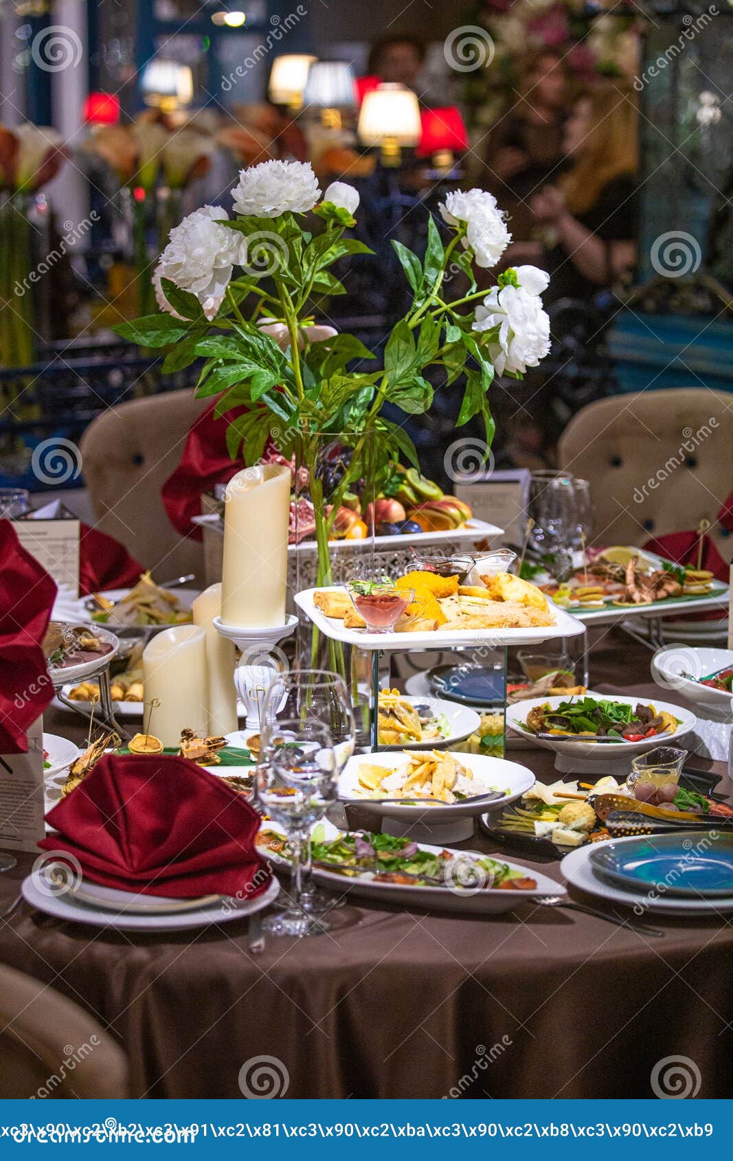 Mesa Con Comida En Un Restaurante De Vacaciones Foto de archivo ...