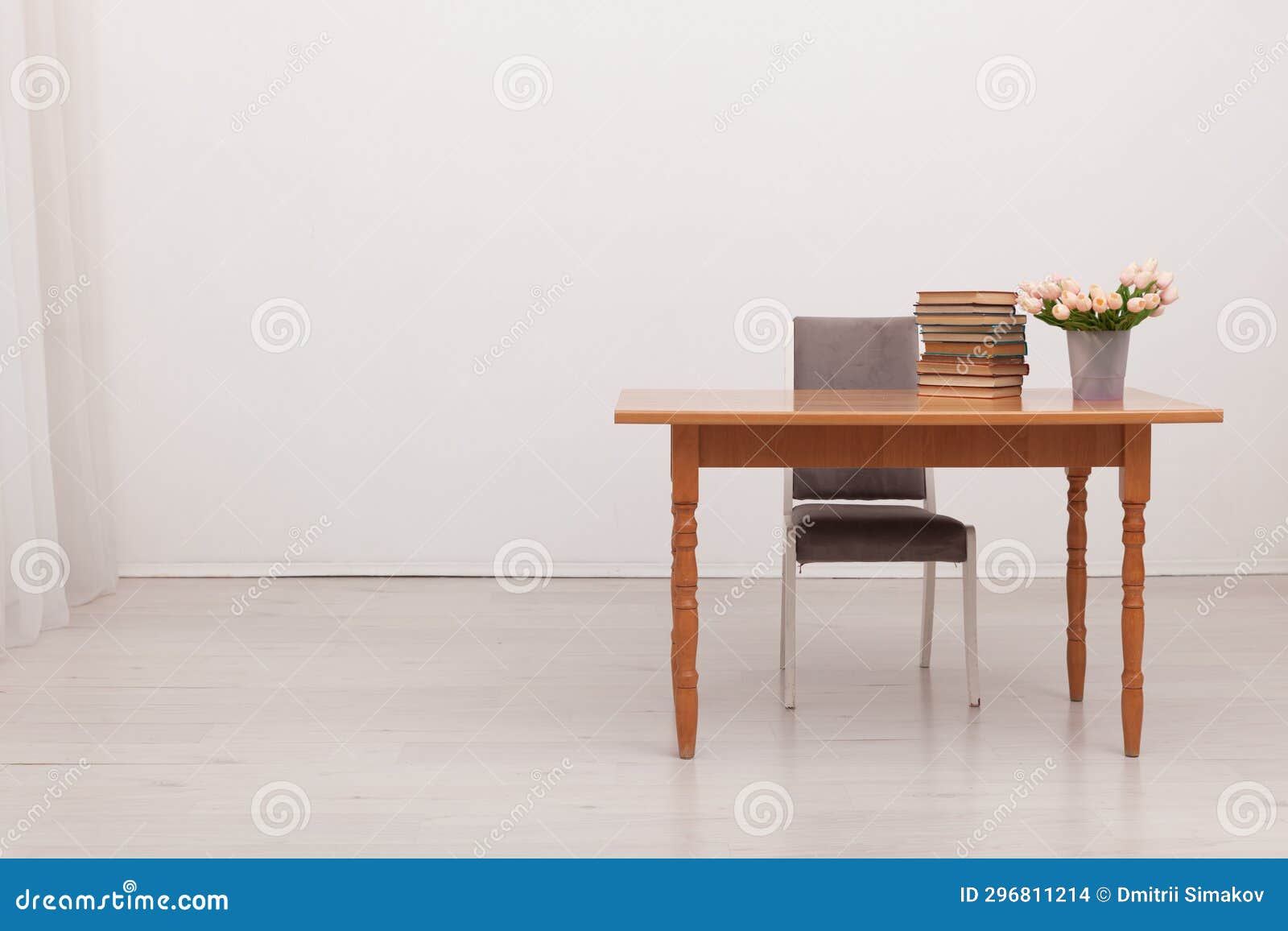 Mesa Con Libros Y Flores Y Silla Interior Armario Foto de archivo ...