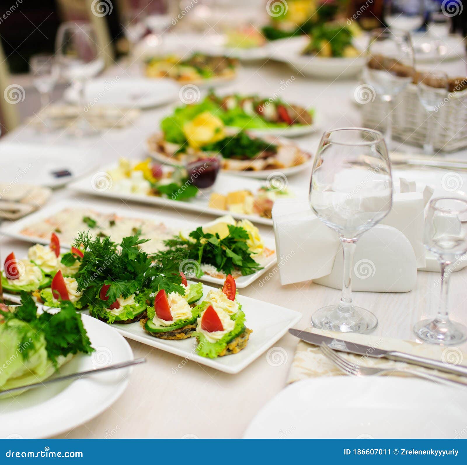 Mesa con mucha comida imagen de archivo. Imagen de conjunto - 186607011