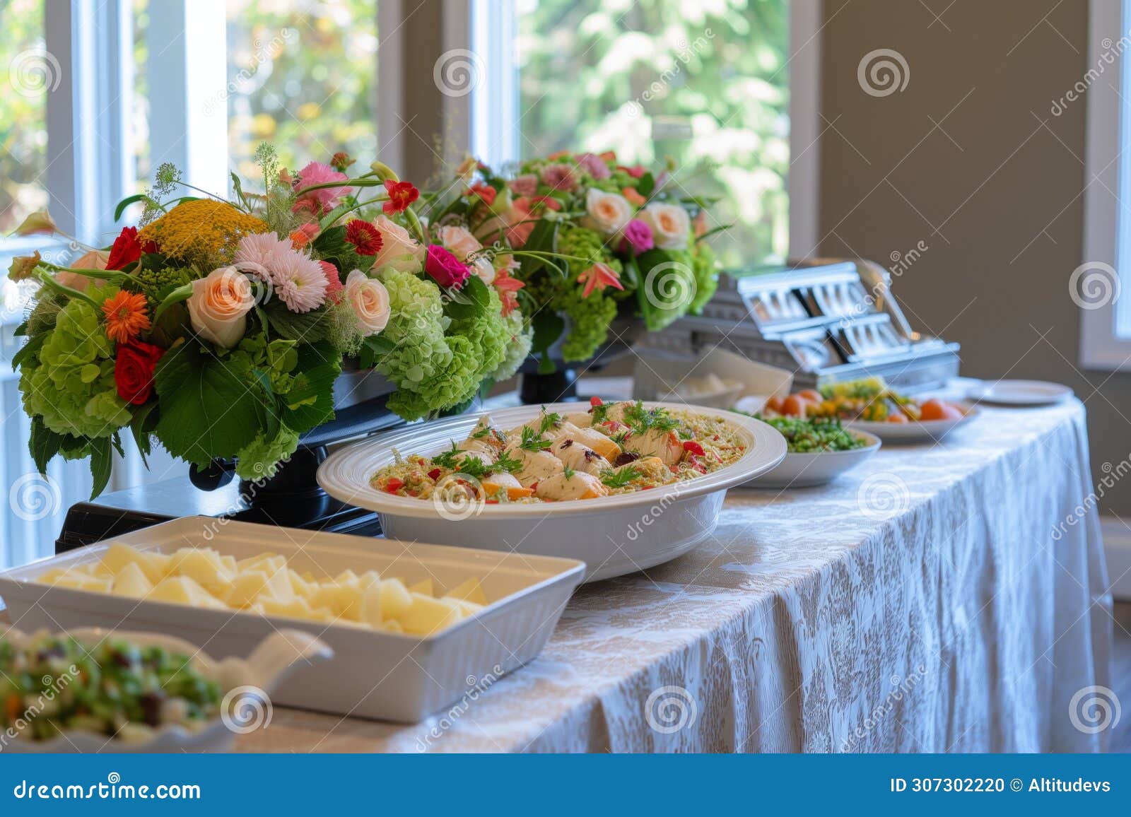 Mesa De Buffet Com Pratos E Flores Foto de Stock - Imagem de arranjo ...