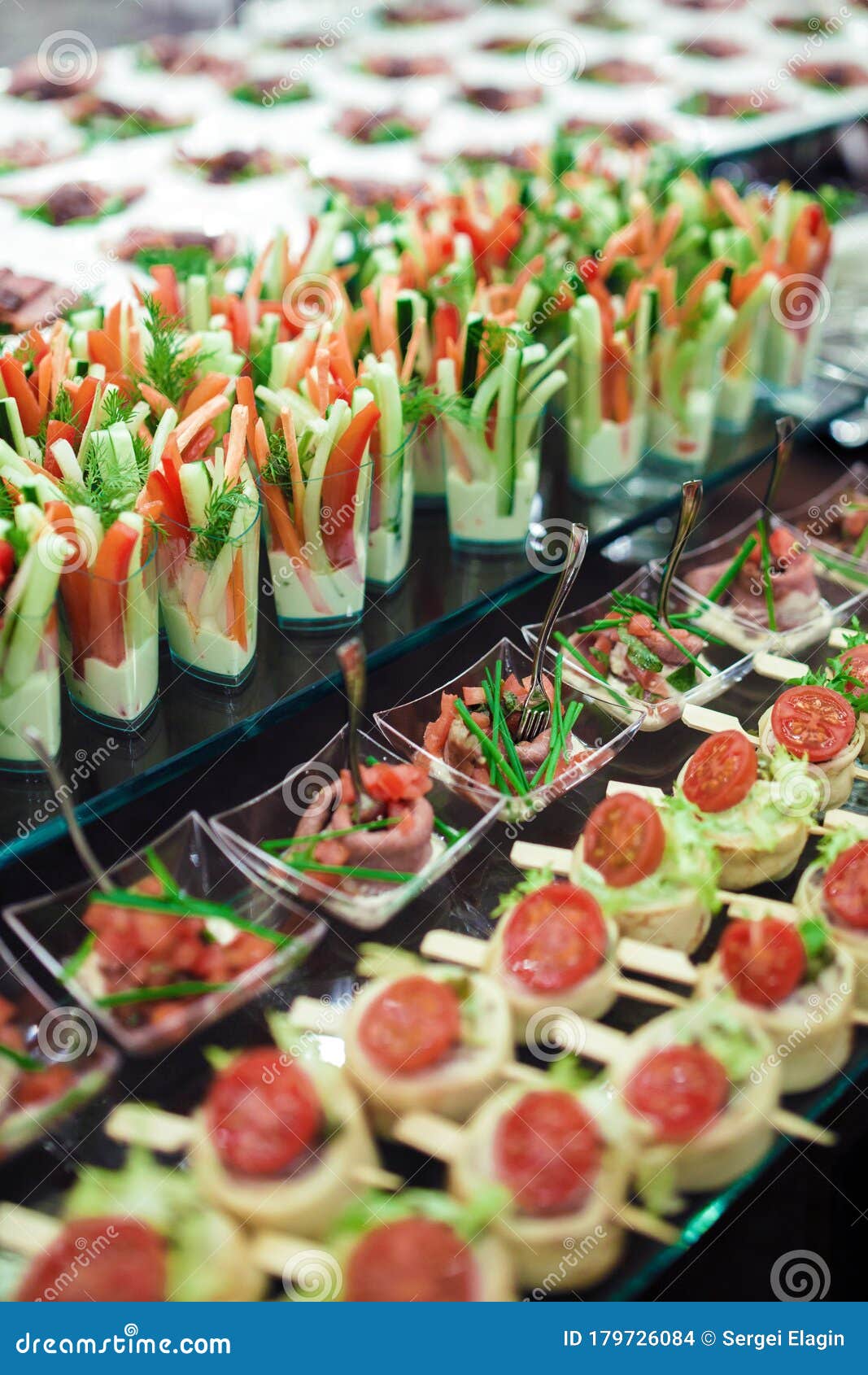 Mesa De Catering Com Saladas E Saladas Frias Foto de Stock - Imagem de ...