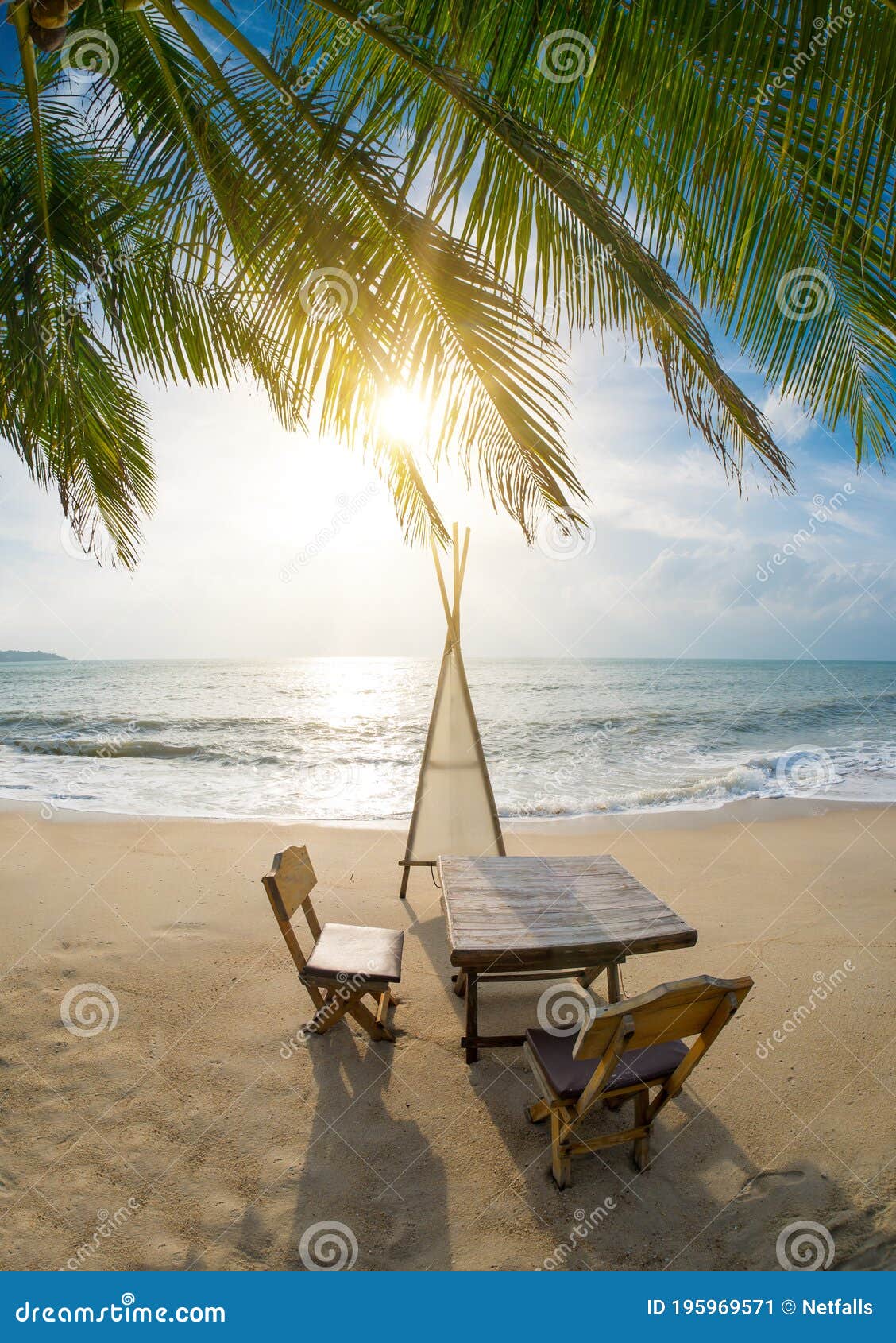 Mesa De Comedor En La Playa Imagen de archivo - Imagen de agradable ...