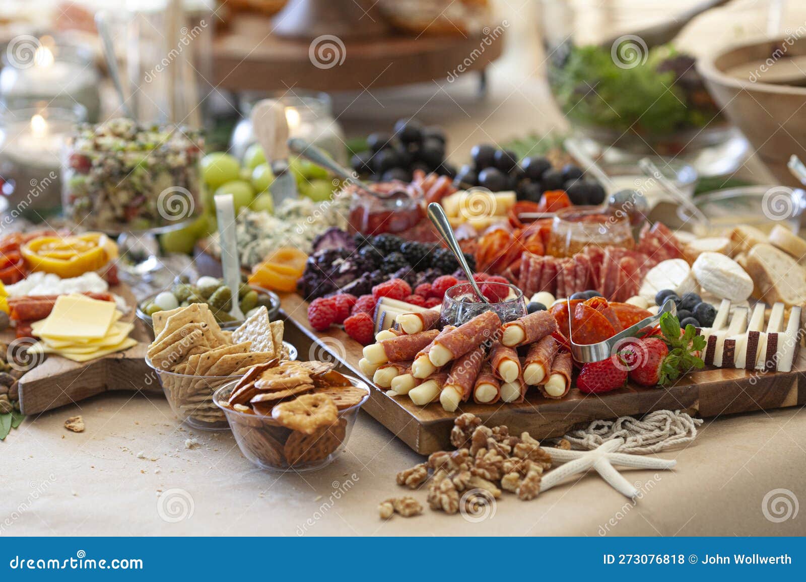 Mesa De Embutidos Elaborada Con Embutidos De Pan Y Fruta Foto de ...