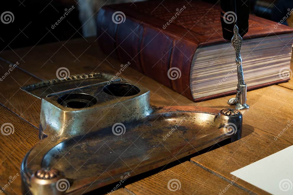 Mesa de escrita antiga imagem de stock. Imagem de lifestyle - 31109123