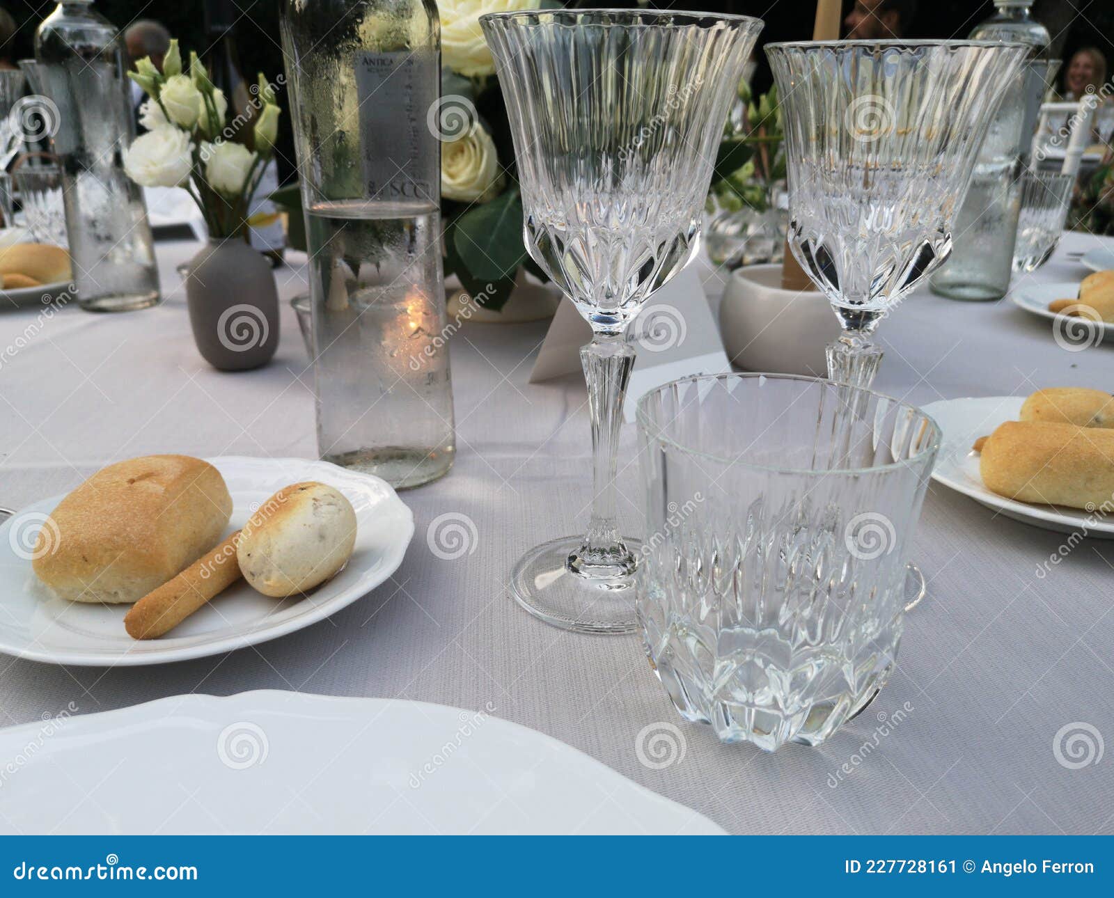 Mesa De Restaurante Con Pan Y Platos Mesa De Restaurante Con Pan Y ...