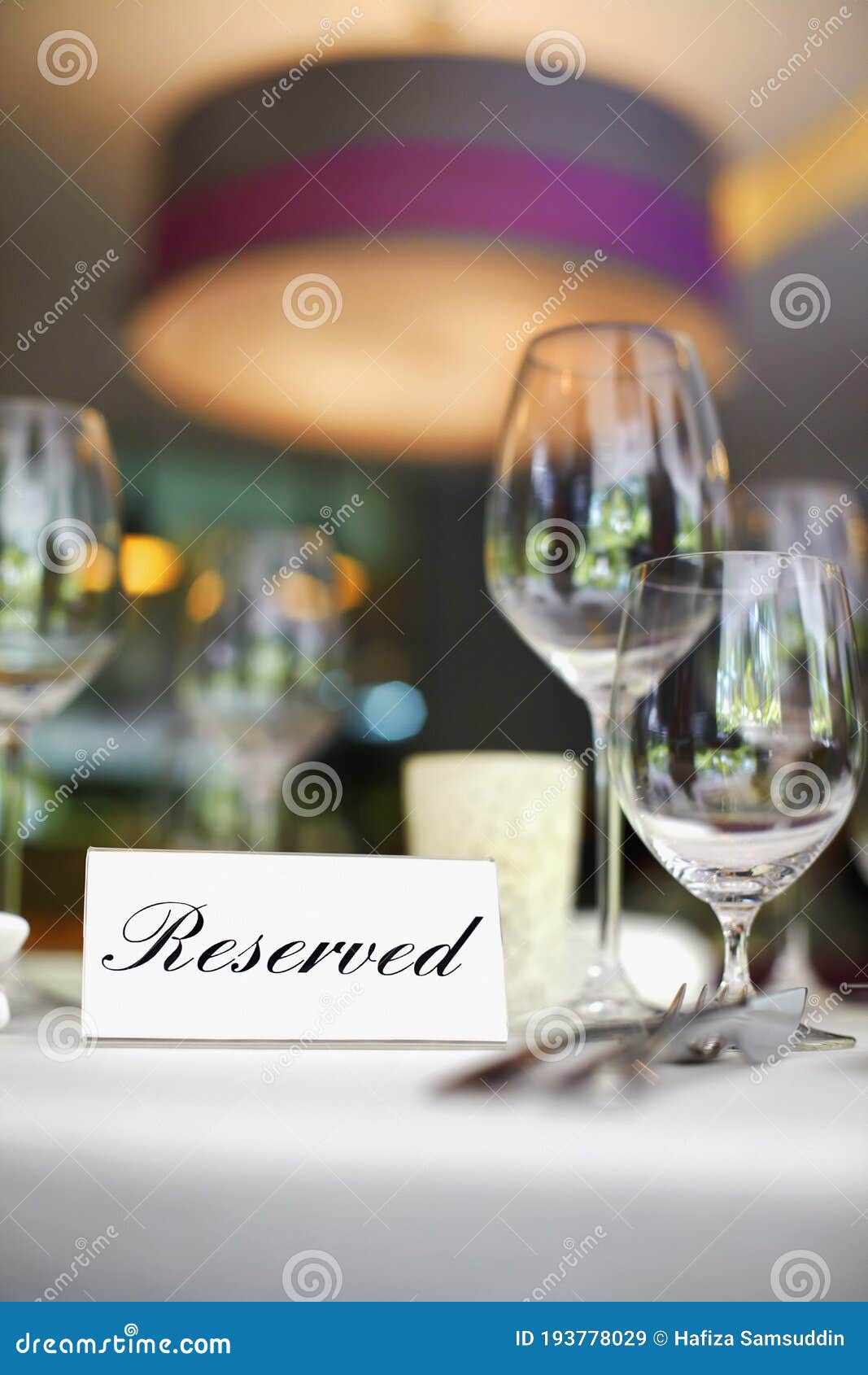 Mesa De Restaurante Con Signo Reservado Imagen de archivo - Imagen de ...