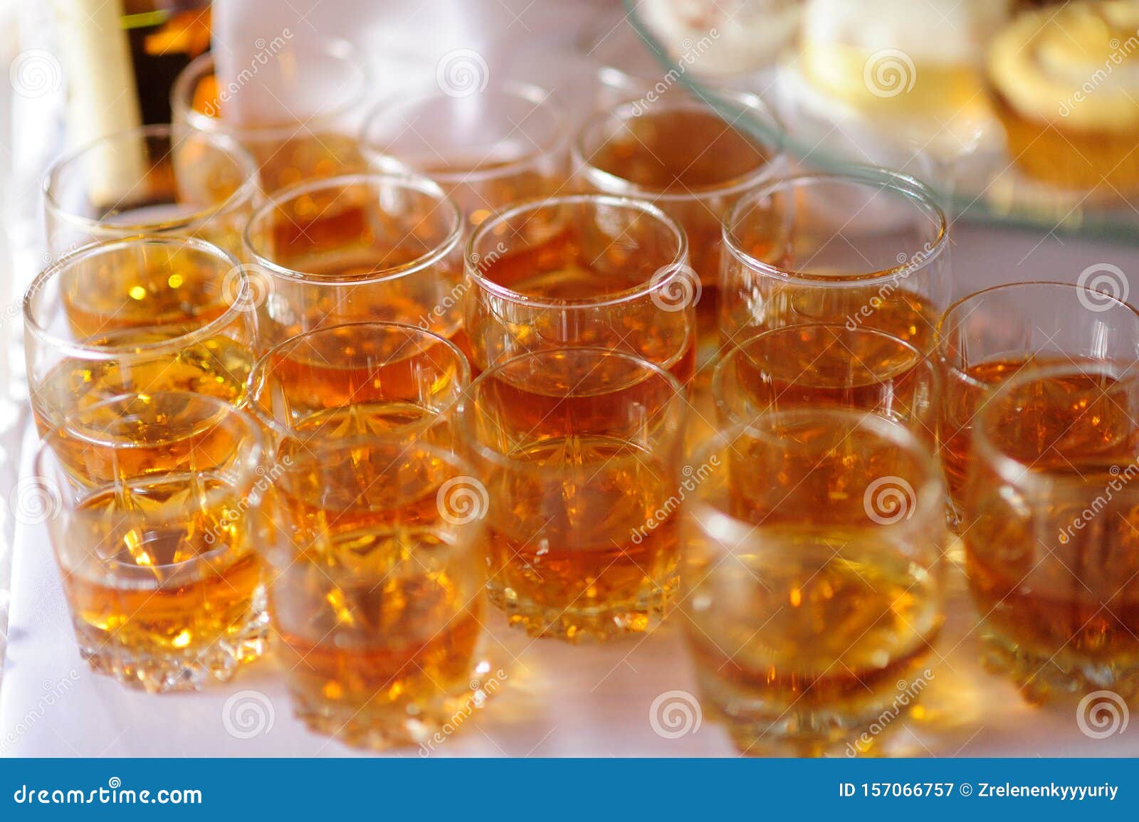 Mesa De Restaurante Con Vasos Y Alcohol Dentro Imagen de archivo ...