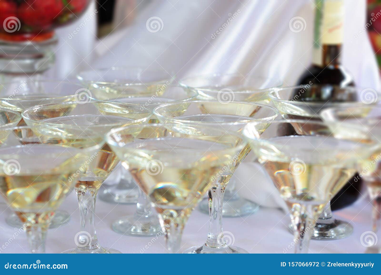 Mesa De Restaurante Con Vasos Y Alcohol Dentro Foto de archivo - Imagen ...