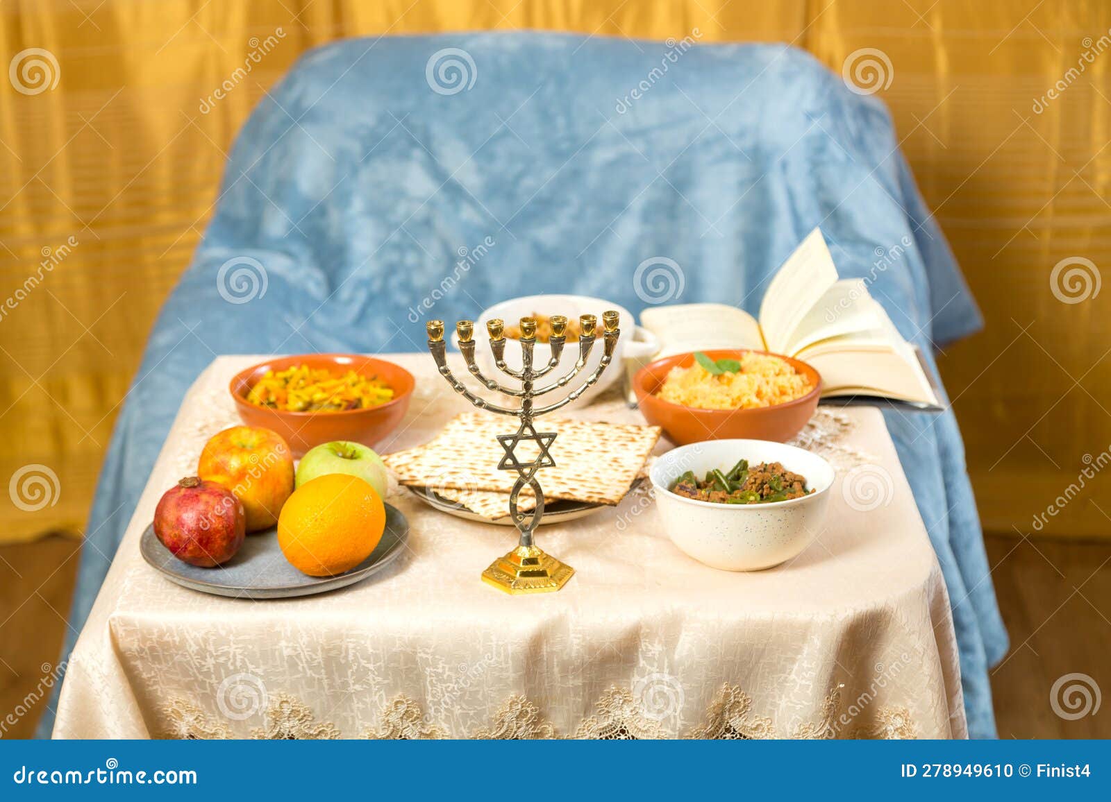 Mesa De Shabbat Com Comida Judia Tradicional E Menorah. Foto de Stock - Imagem de hebraico ...