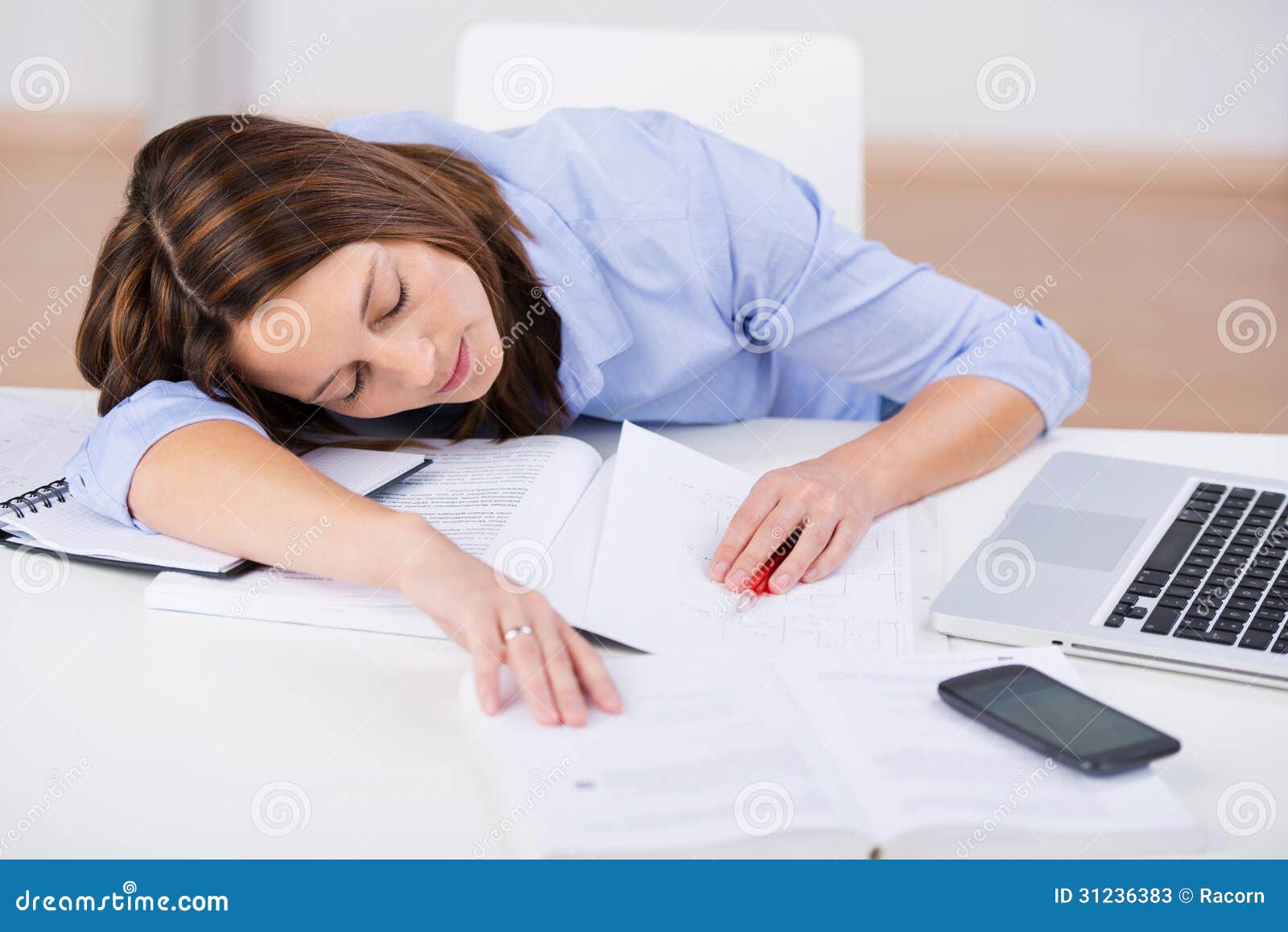 Mesa De Sleeping at Classroom Do Professor Imagem de Stock - Imagem de ...