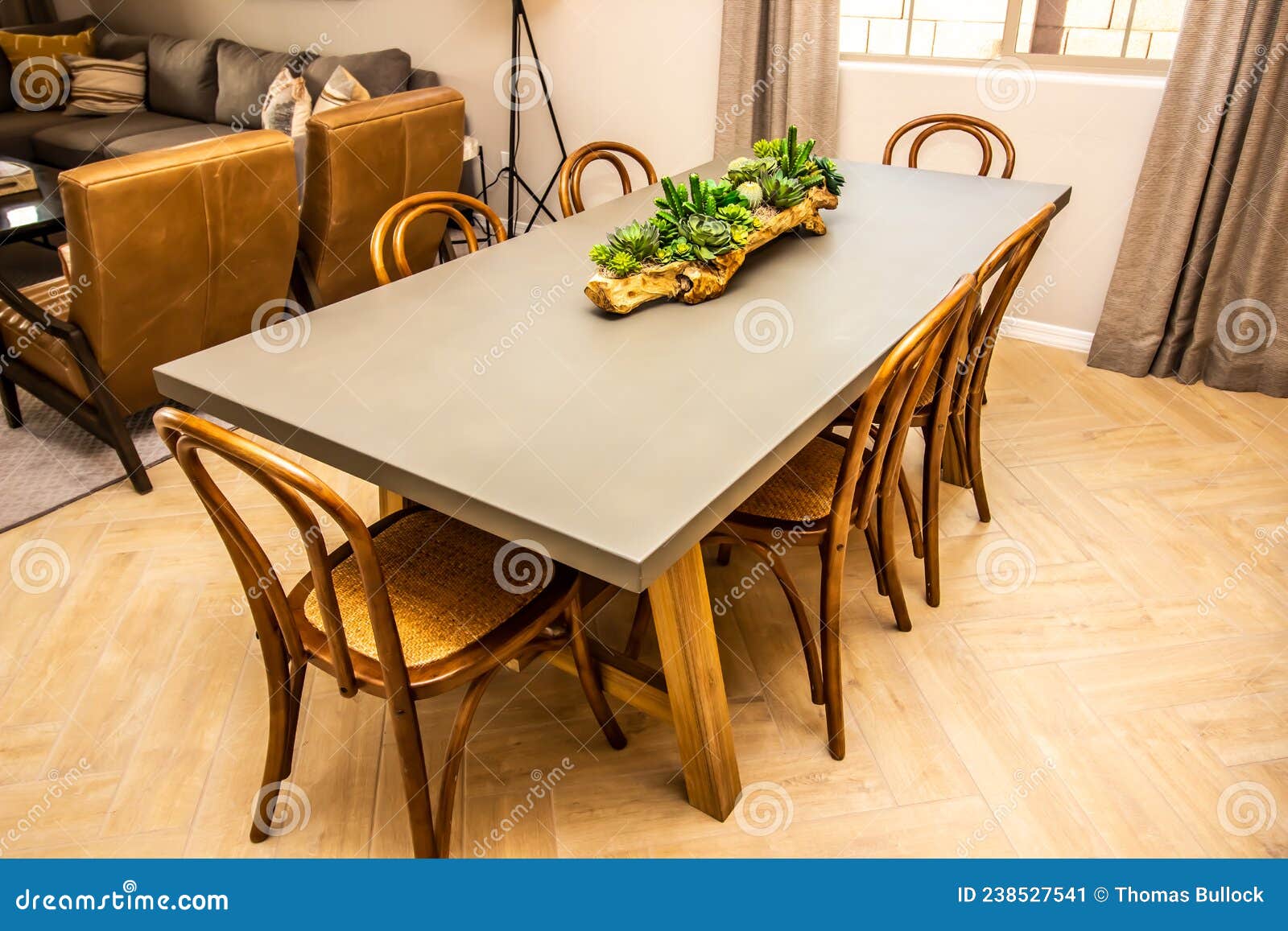 Mesa rectangular de madera imagen de archivo. Imagen de bloque - 238527541