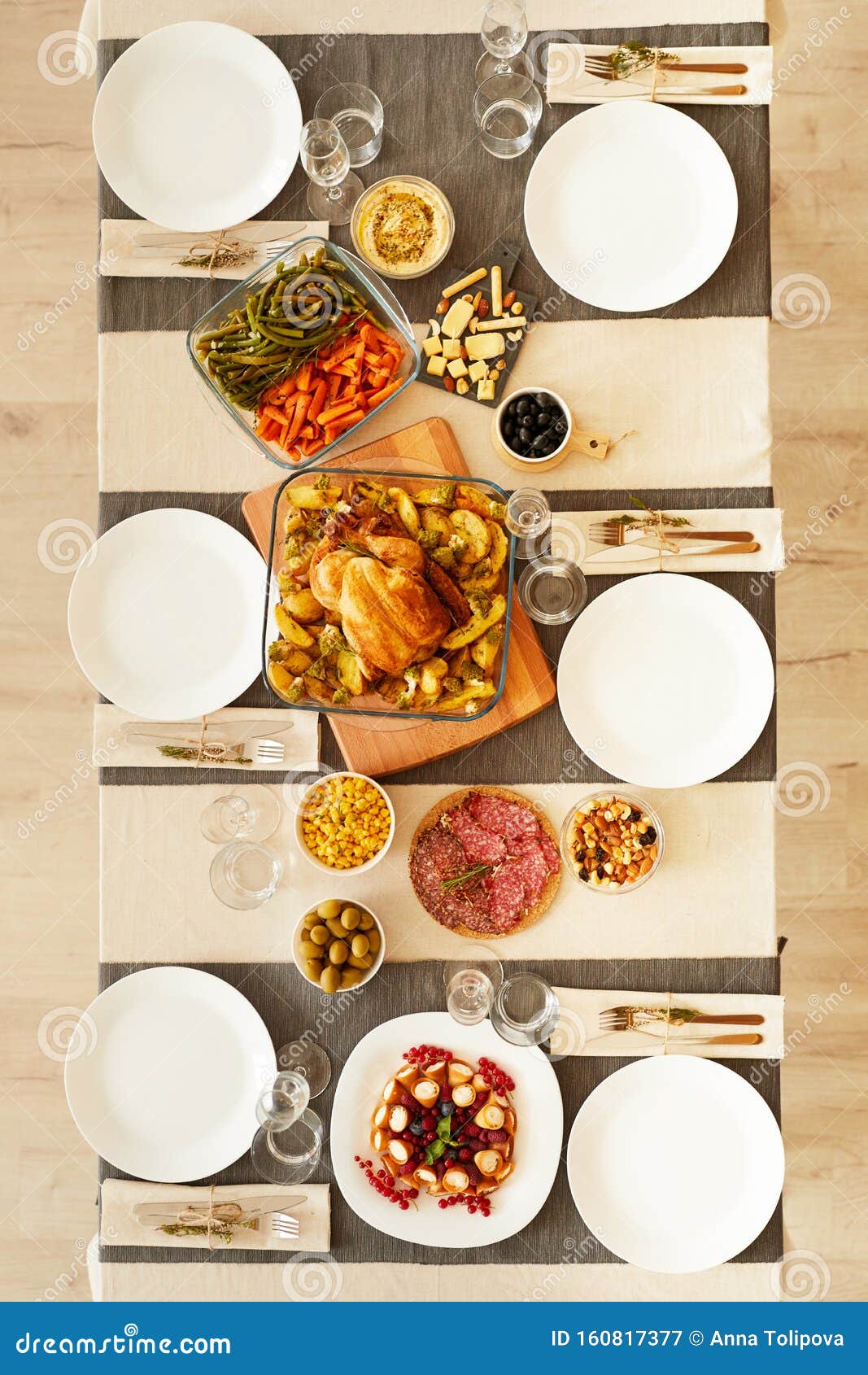 Mesa servida con comida imagen de archivo. Imagen de comer - 160817377