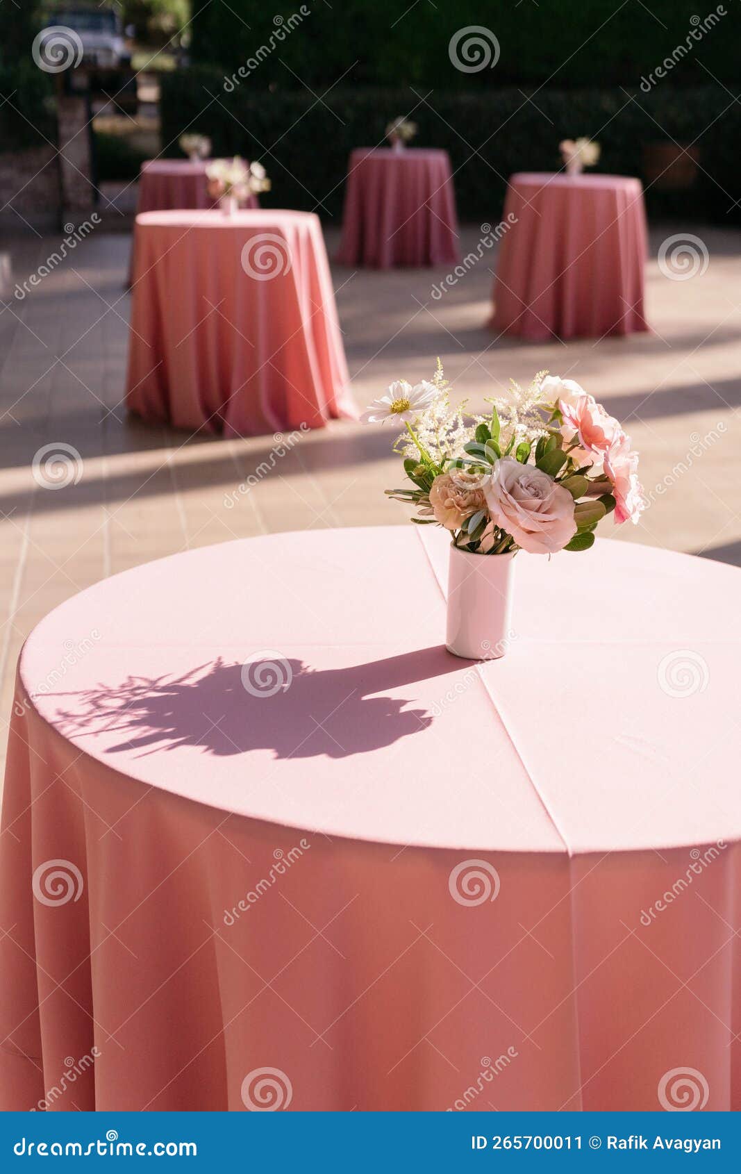 Mesas Cor-de-rosa De Casamento Com Bouquets Imagem de Stock - Imagem de ...