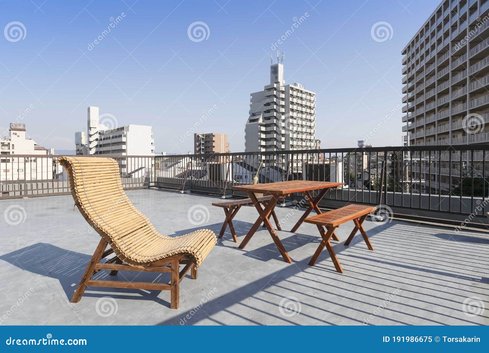 Mesas Y Sillas De Madera En La Azotea Imagen de archivo - Imagen de ...