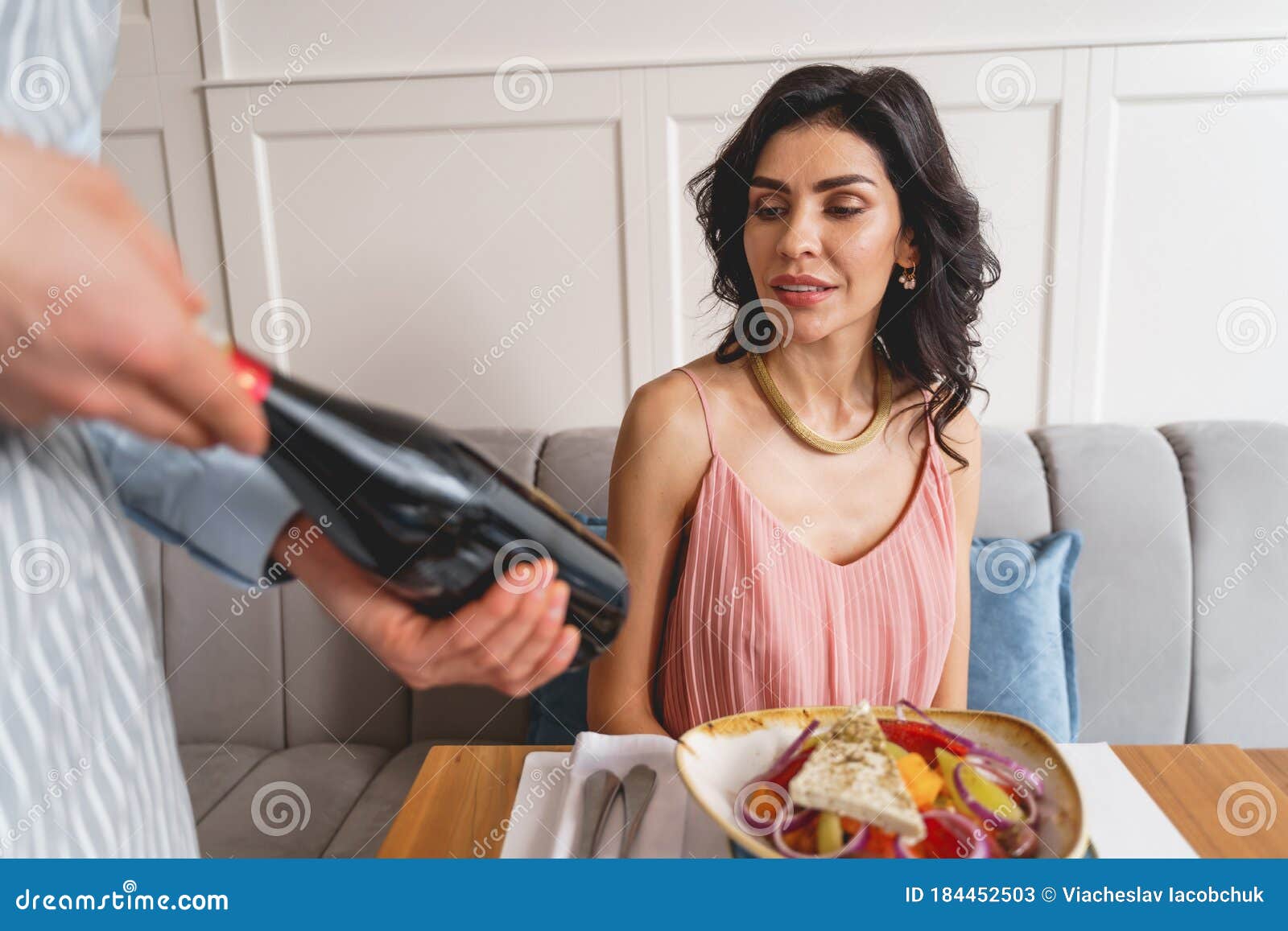 Mesero Masculino Sirviendo Vino a Una Joven Encantadora Imagen de ... Mesero Masculino Sirviendo Vino a Una Joven Encantadora Imagen de ...