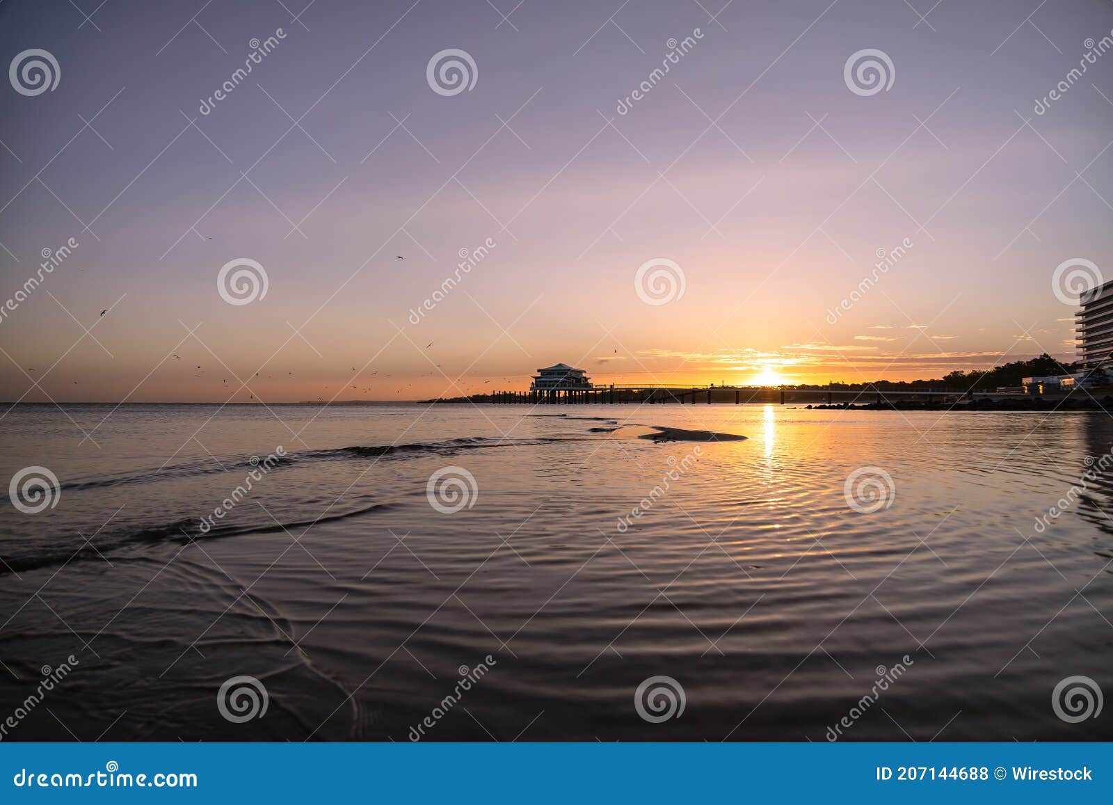 Mesmerizing View of the Sea Gleaming Under the Bright Sunset - Great ...
