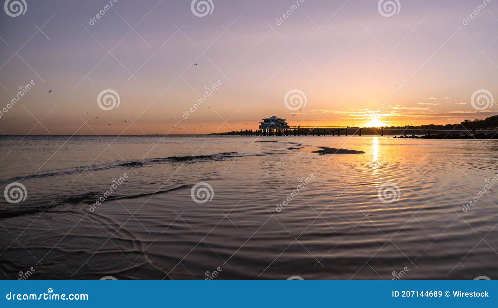 Mesmerizing View of the Sea Gleaming Under the Bright Sunset - Great ...