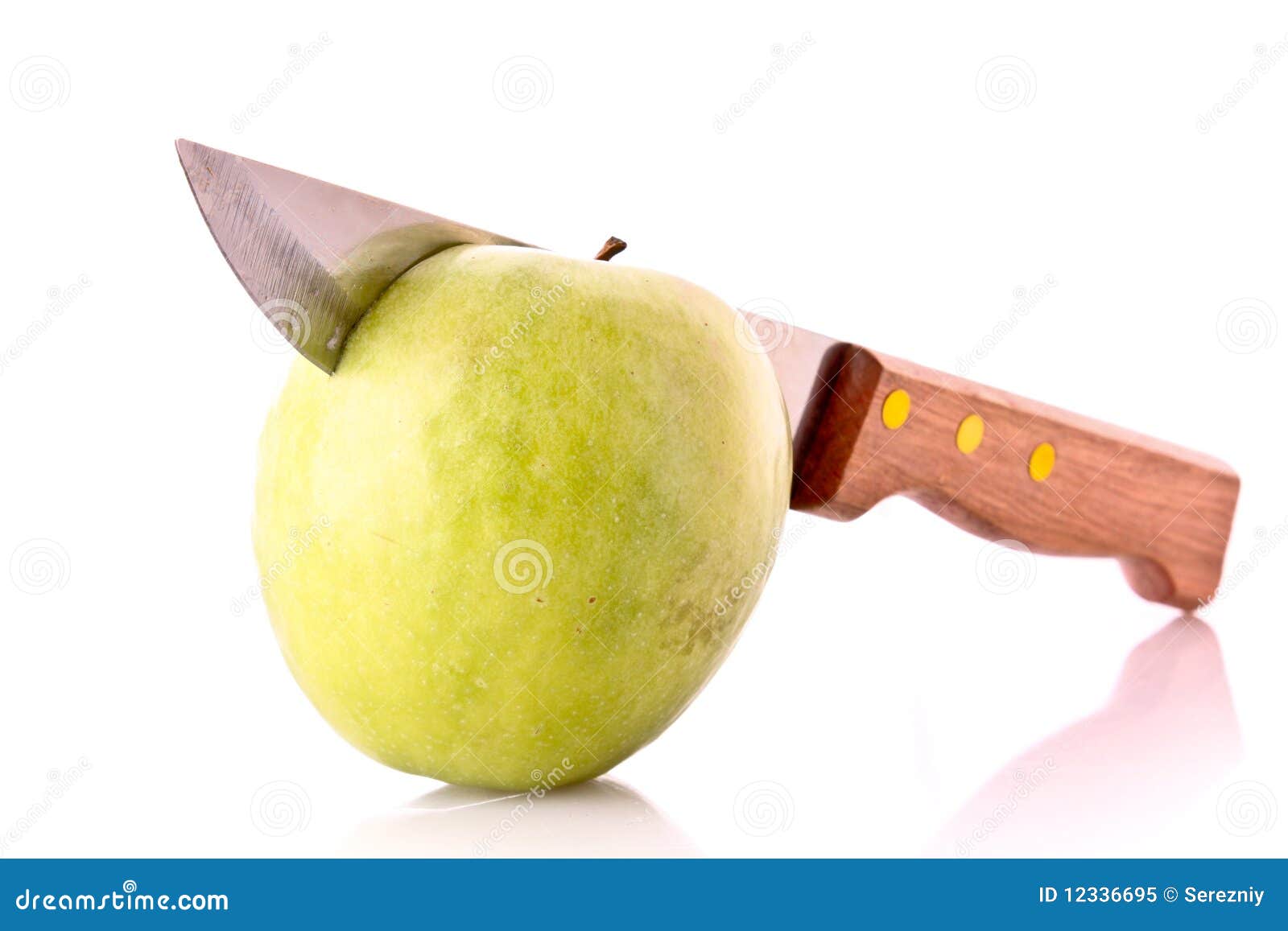Messer im Apfel getrennt stockbild. Bild von getrennt - 12336695