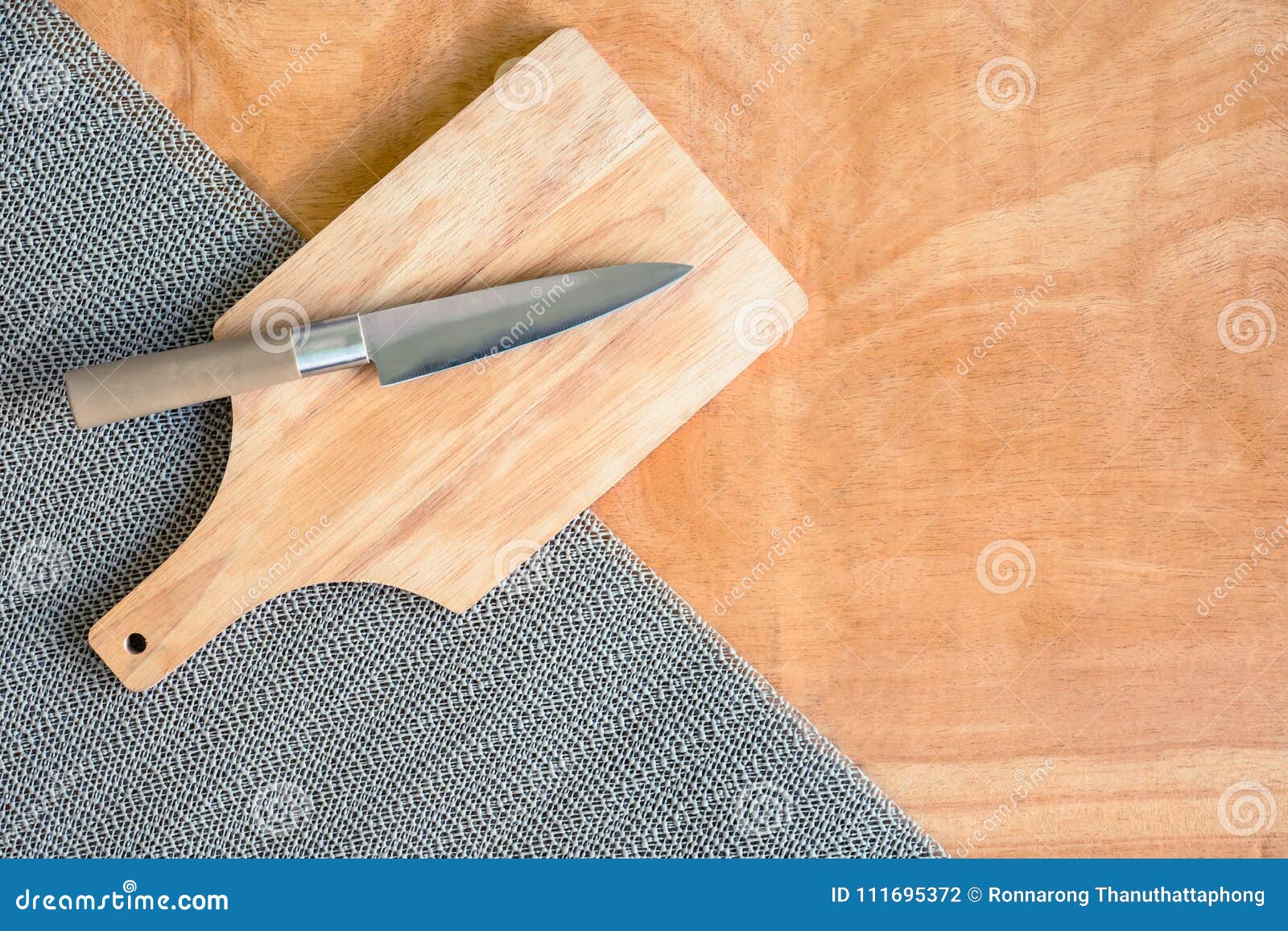 Messer Und Hackendes Brett Auf Holztischhintergrund Stockfoto - Bild ...