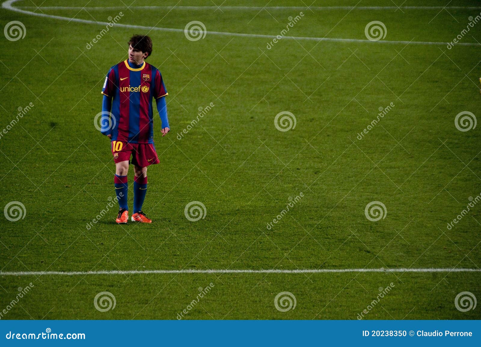 Messi editorial image. Image of court, alone, messi, watching - 20238350