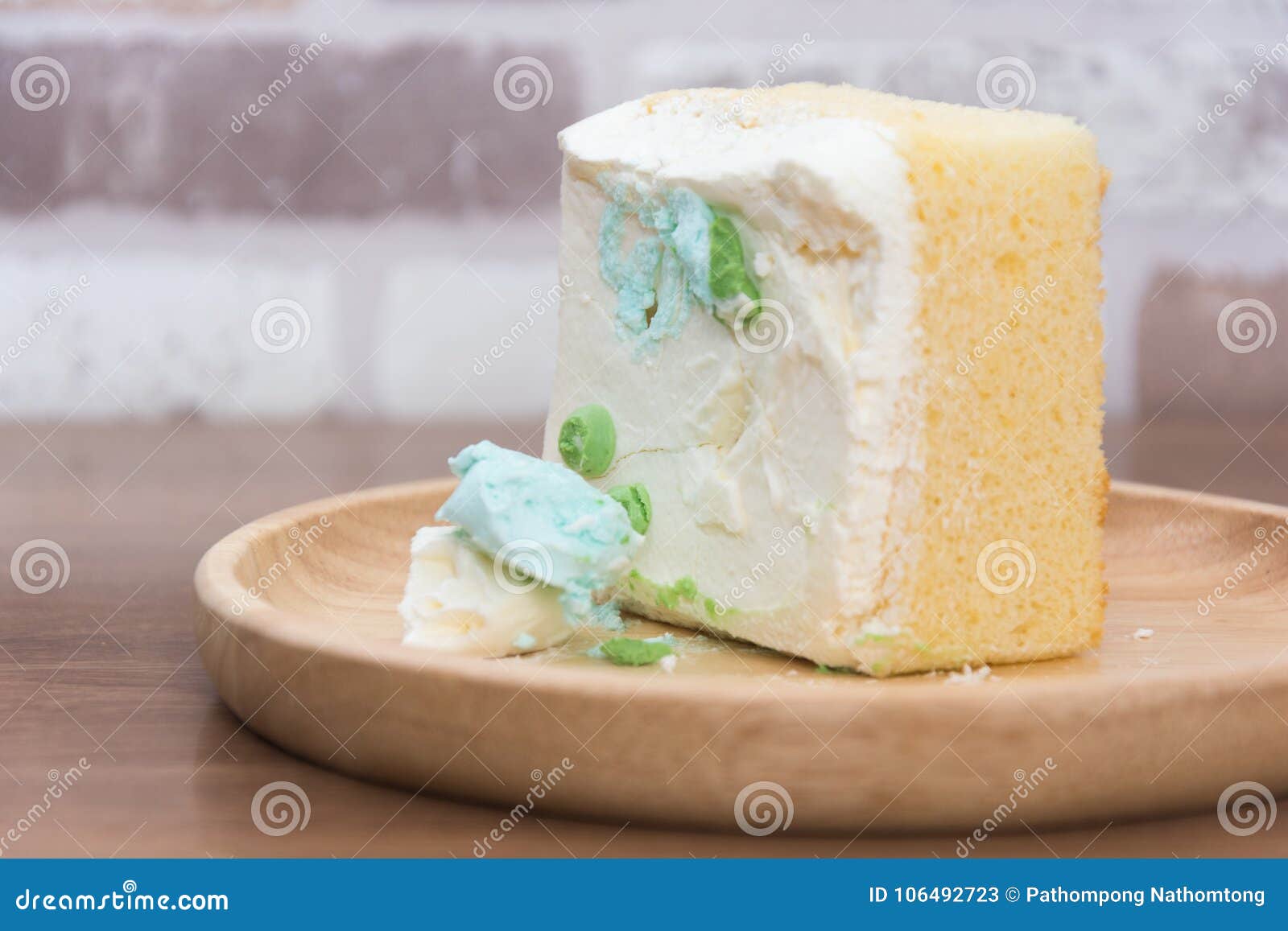Messy cake after dropping stock image. Image of fleck - 106492723