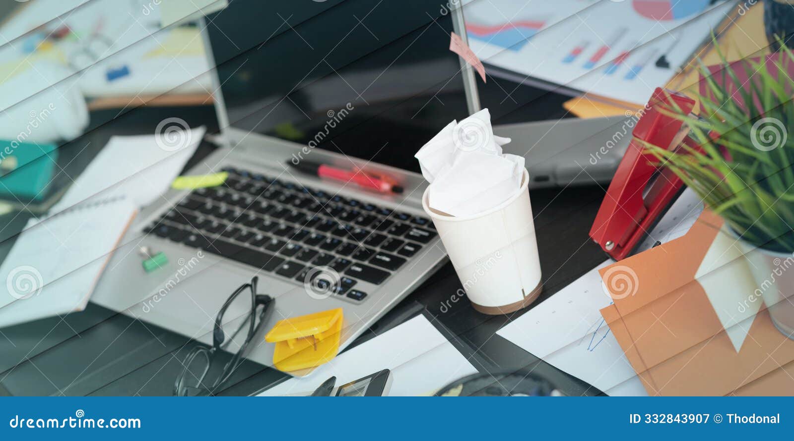 Messy and Cluttered Desk, Geometric Pattern Stock Illustration ...