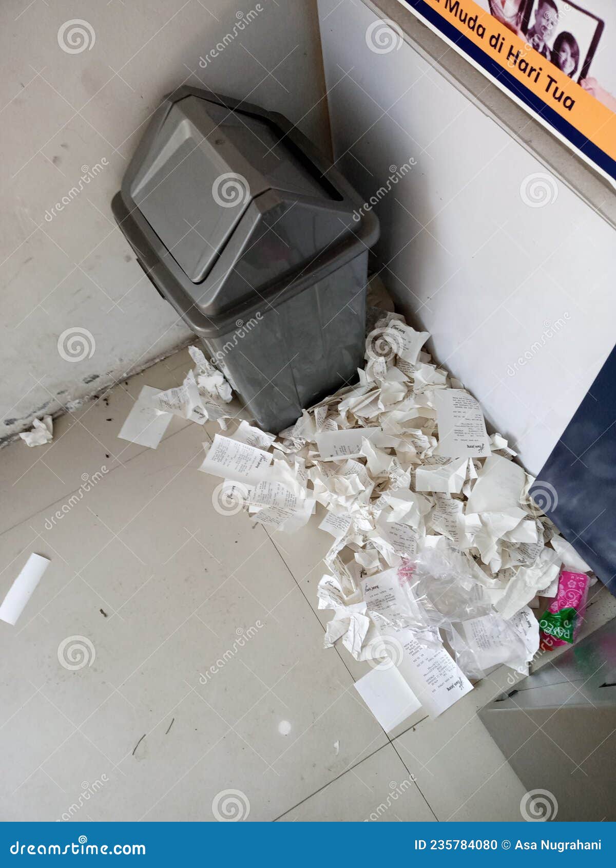 Messy trash can editorial image. Image of wheel, vehicle - 235784080