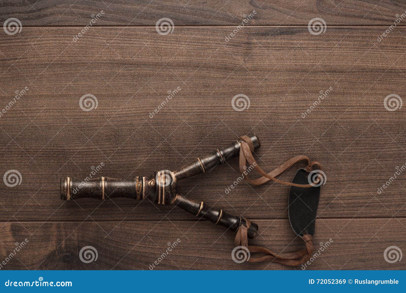 Met De Hand Gemaakte Houten Katapult Stock Afbeelding - Image of ...