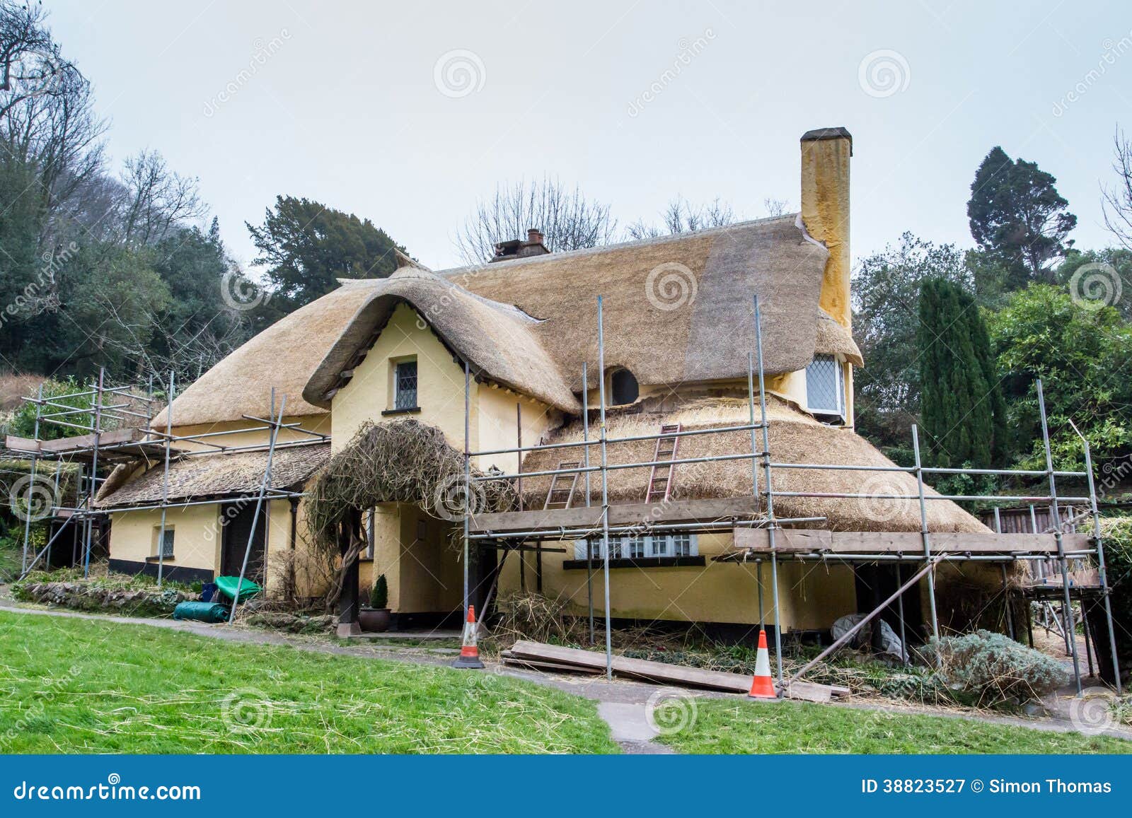 Met Stro Bedek Dakreparatie Stock Afbeelding - Image of engels ...